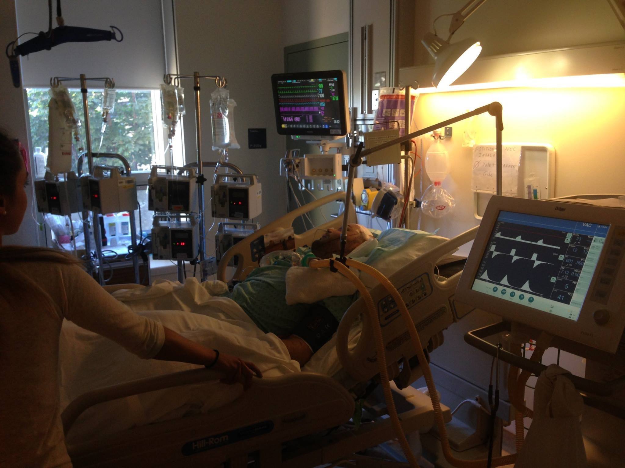 10 ans après avoir été défiguré et amputé par l’hélice d’un avion, un ...