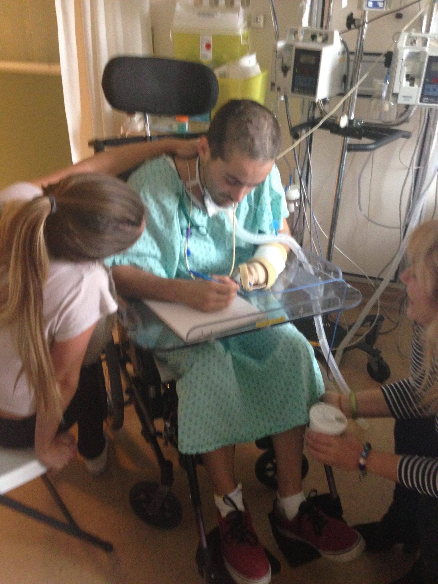 10 ans après avoir été défiguré et amputé par l’hélice d’un avion, un ...