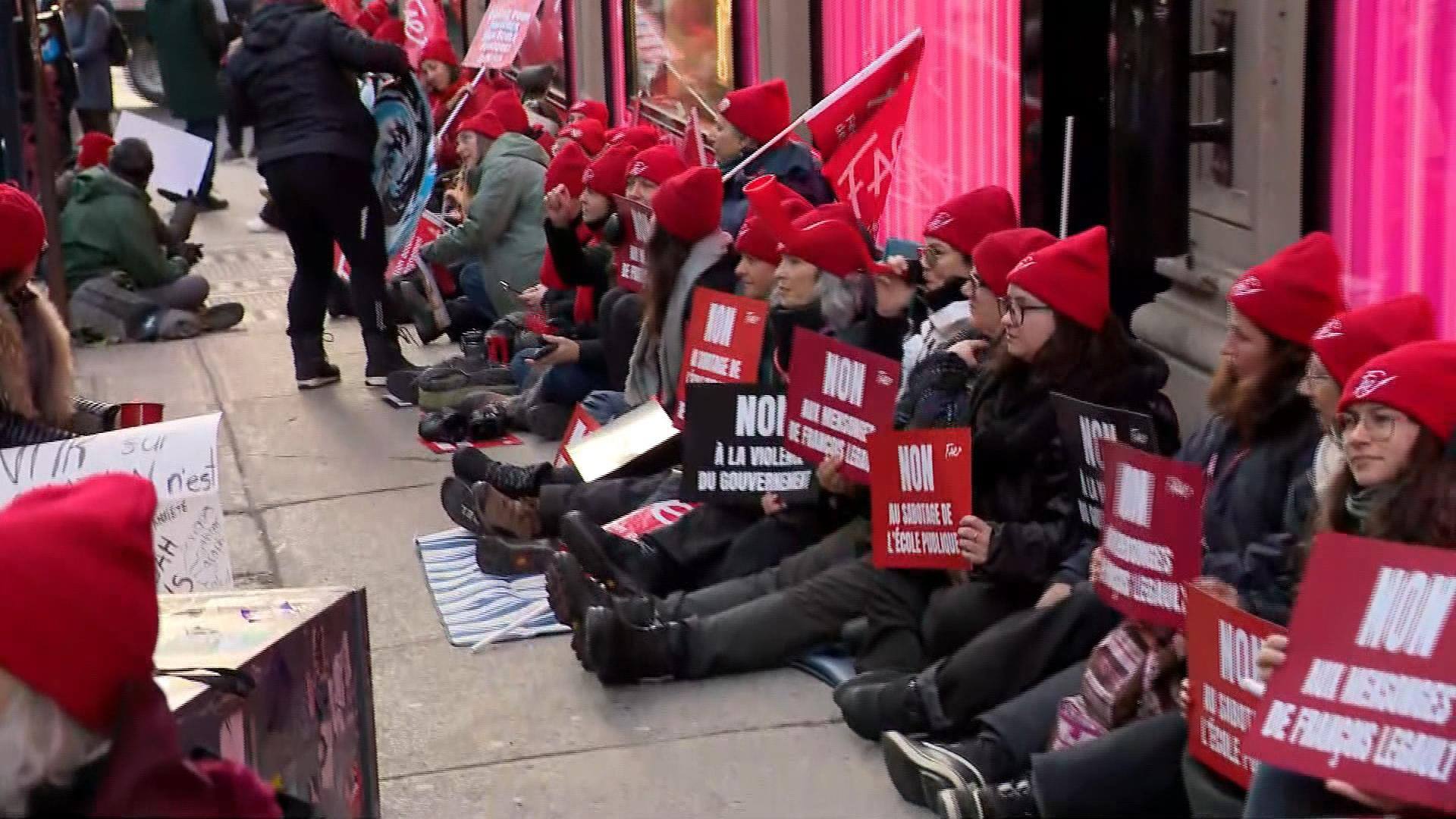 «Sit-in» de la FAE à Québec et à Montréal | TVA Nouvelles | QUB info
