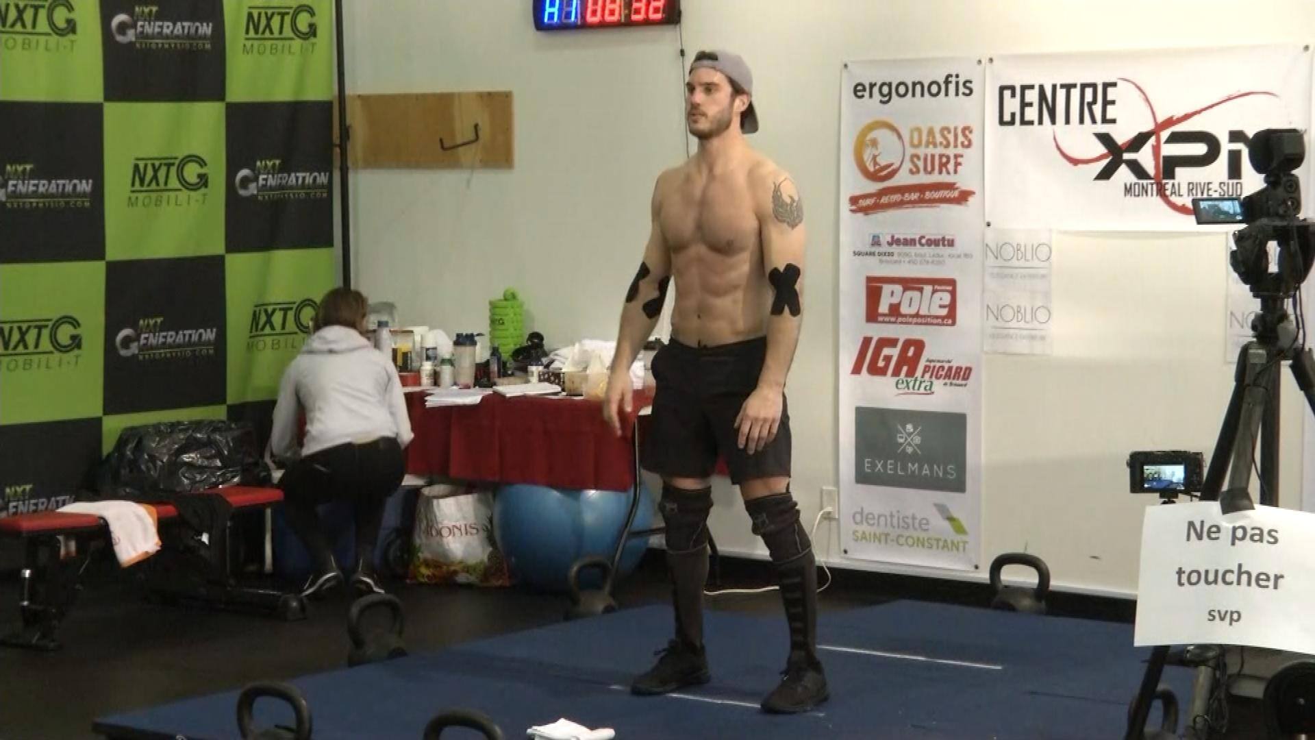 Samuel Finn bat le record Guinness avec 5234 burpees | TVA Nouvelles
