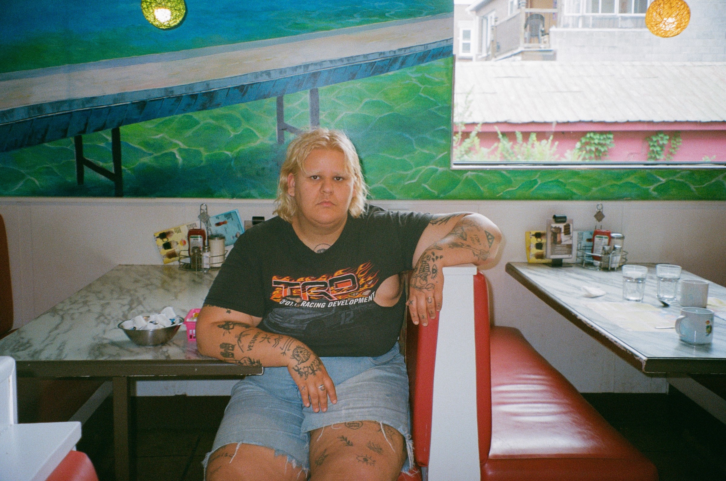 [À VOIR] Safia Nolin dans un vidéoclip maison tourné dans un karaoké de ...