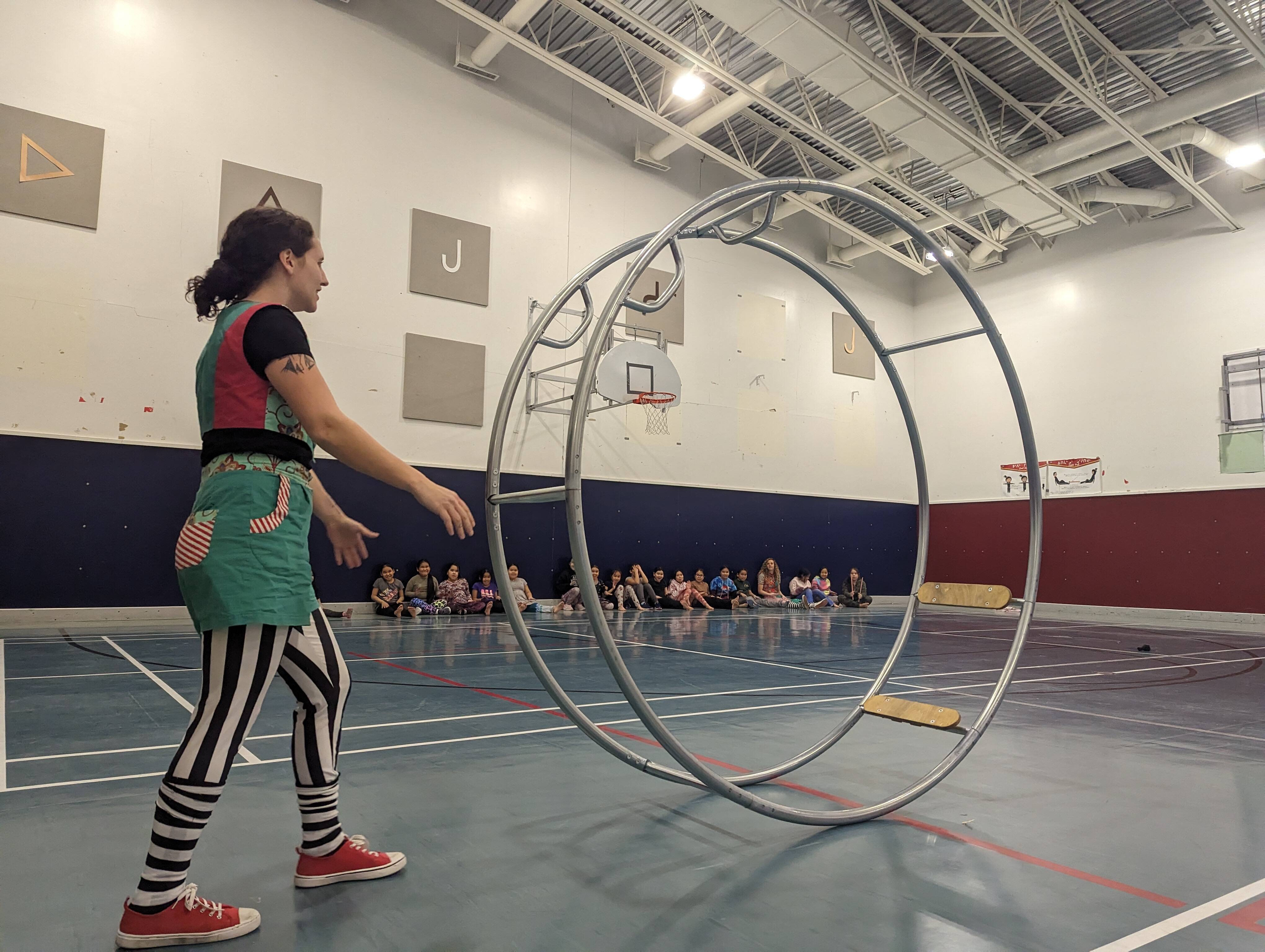 Ces clowns ont passé l’hiver dans des communautés inuites pour ...