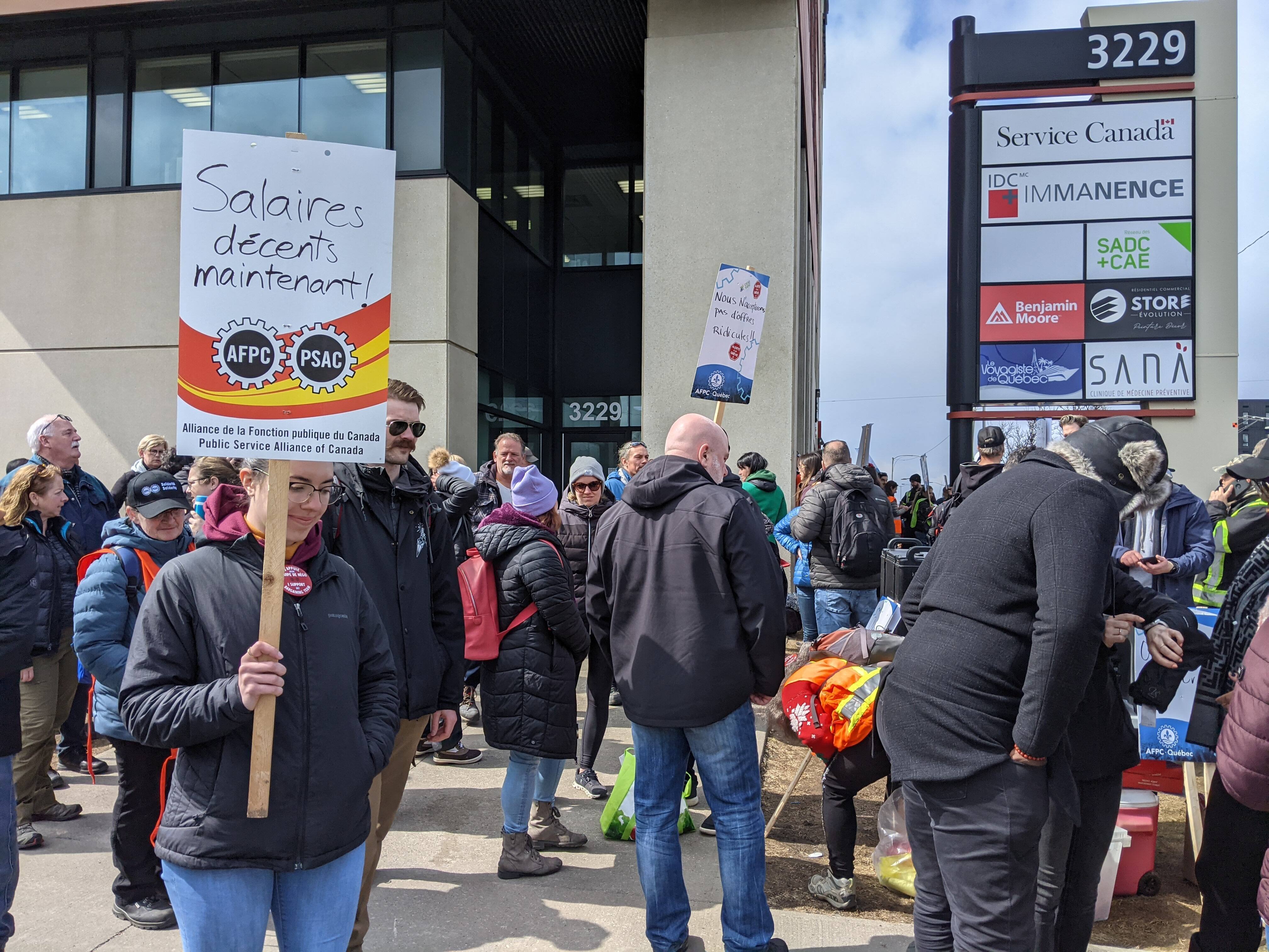 [PHOTOS] Grève des fonctionnaires fédéraux: les esprits s’échauffent à ...
