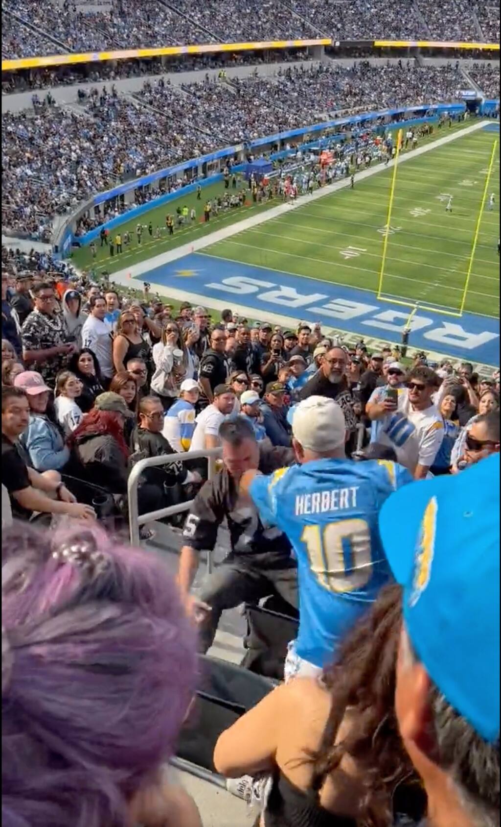 Beaucoup de violence dans les gradins durant un match de la NFL | JDM