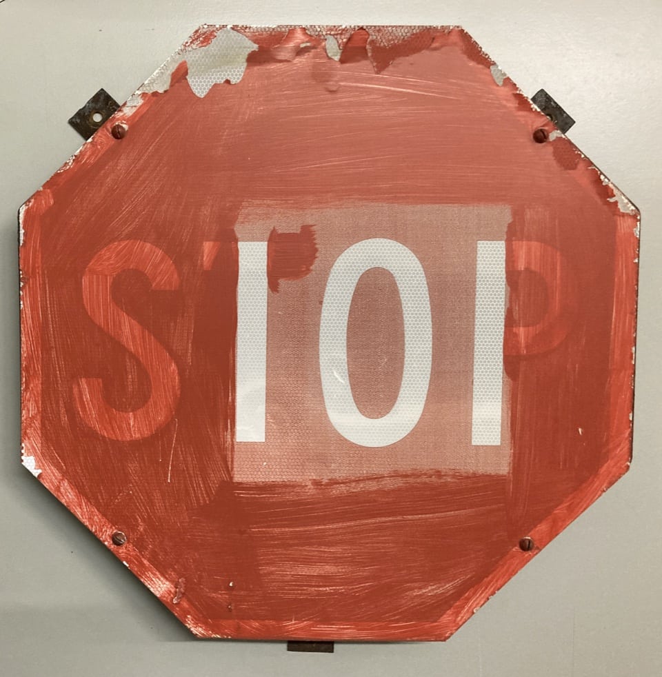 Loi 101 : un panneau «stop» vandalisé d’une grande valeur historique au ...