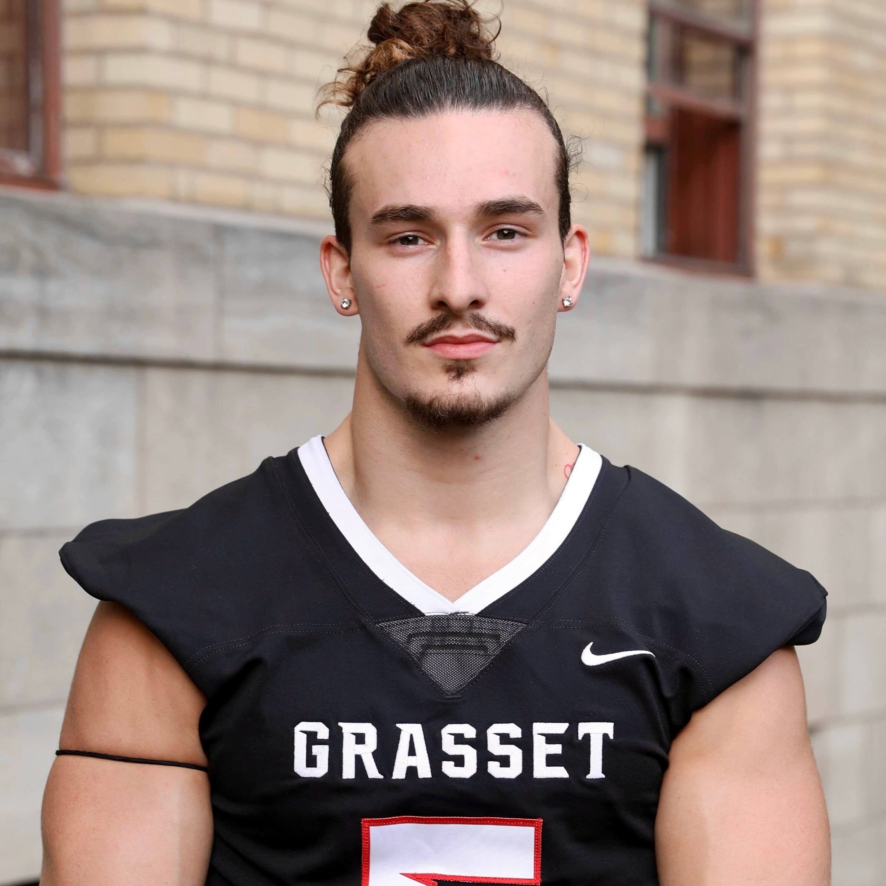 Football universitaire: Nicky-Alexander Farinaccio opte pour les ...