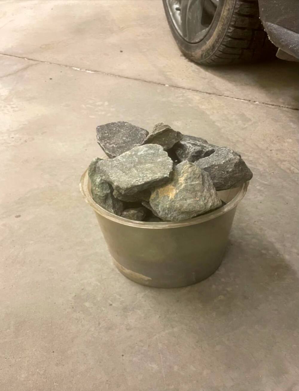 Le «voyou aux cailloux» de l’Estrie frappe à nouveau | TVA Nouvelles