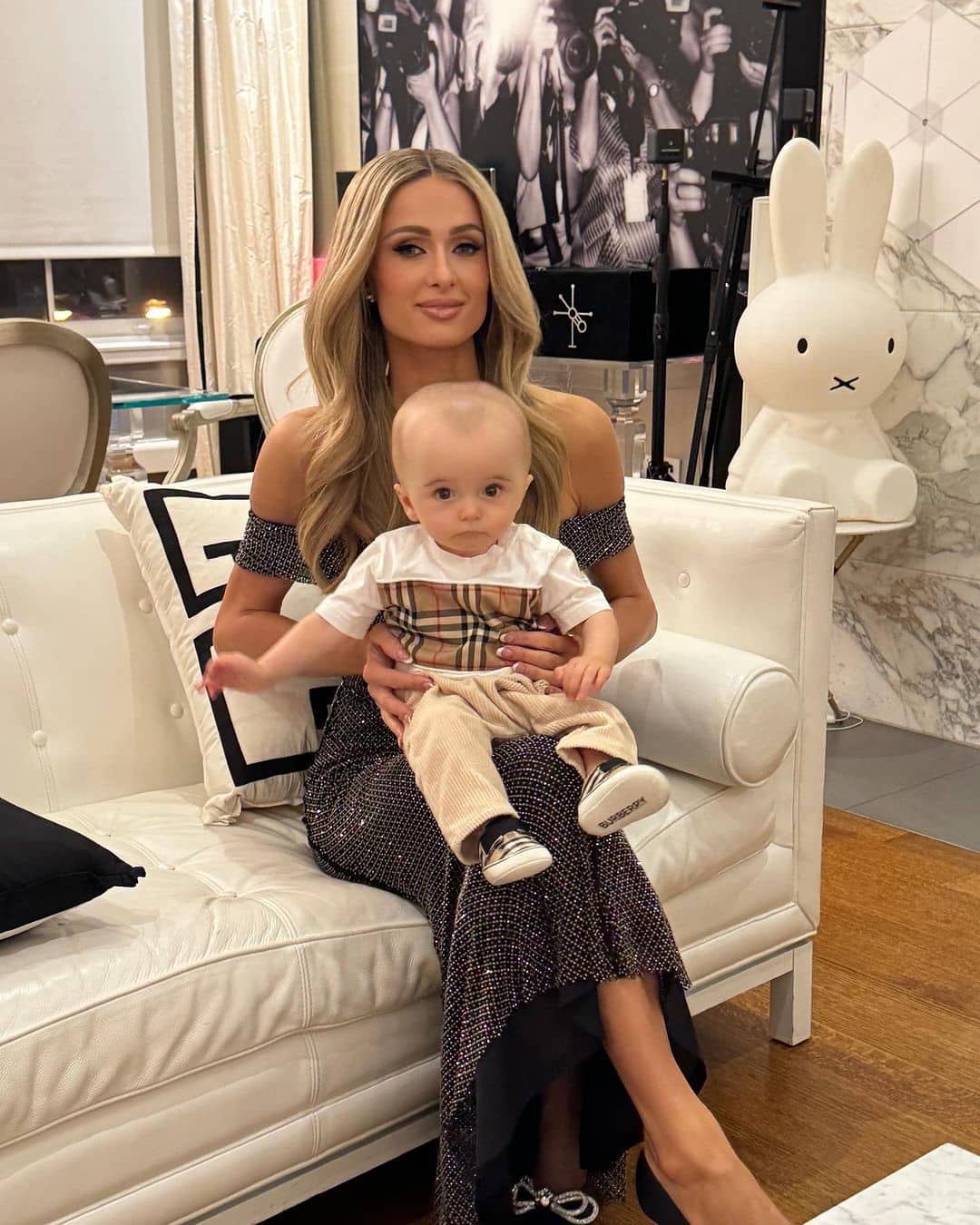Blessée, Paris Hilton répond aux critiques sur le physique de son bébé ...