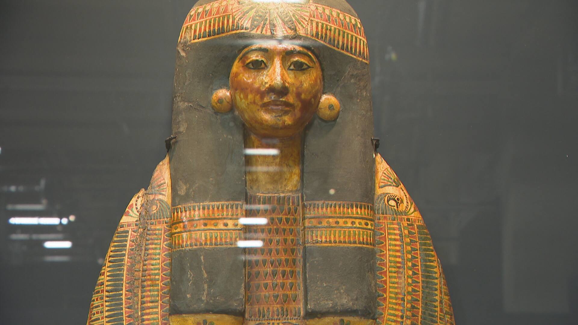 Déballage d'une pièce maitresse de l'exposition « Le temps des pharaons ...