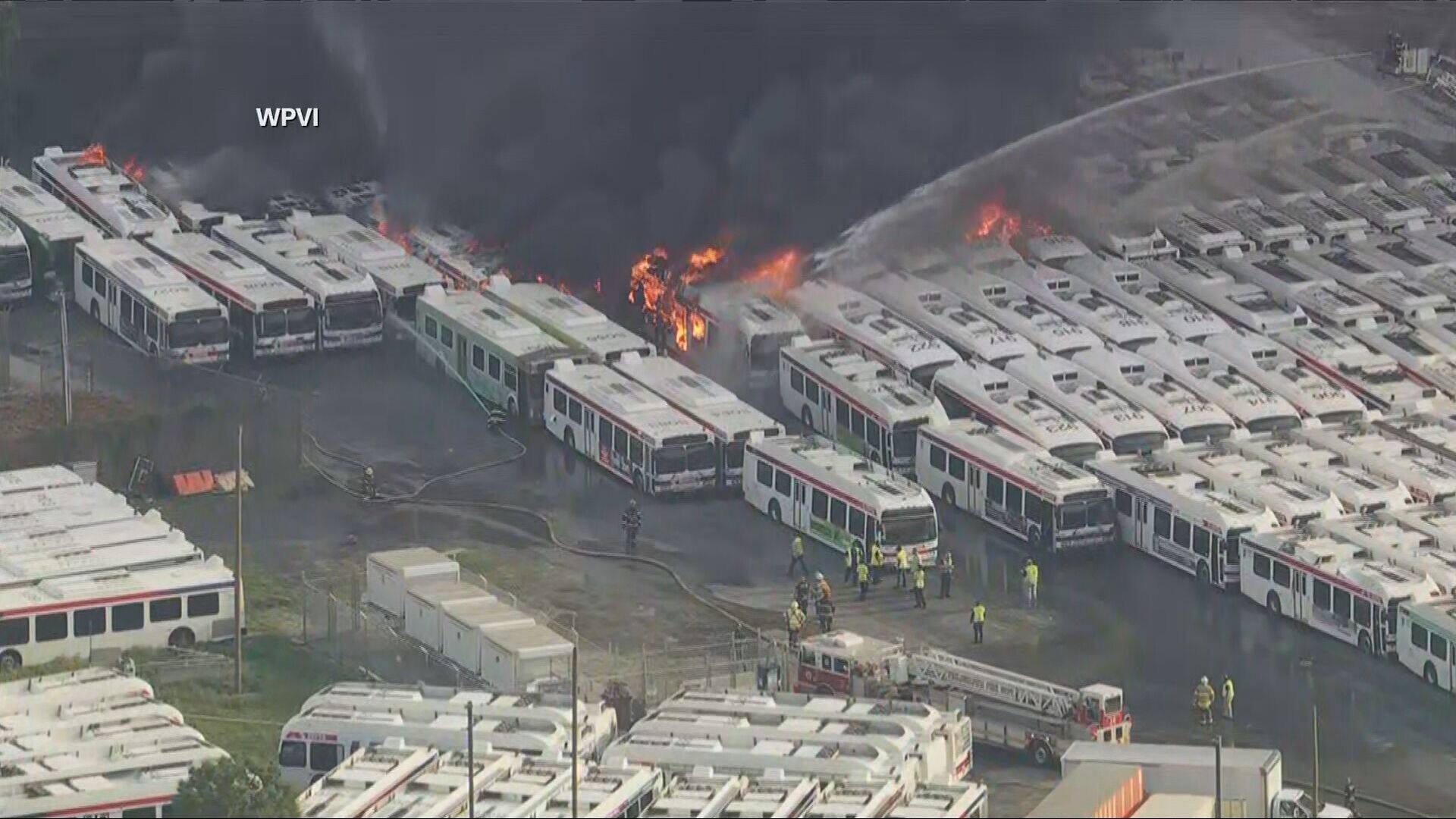 IMAGES | Une vingtaine d’autobus en feu dans un dépôt à Philadelphie | JDM