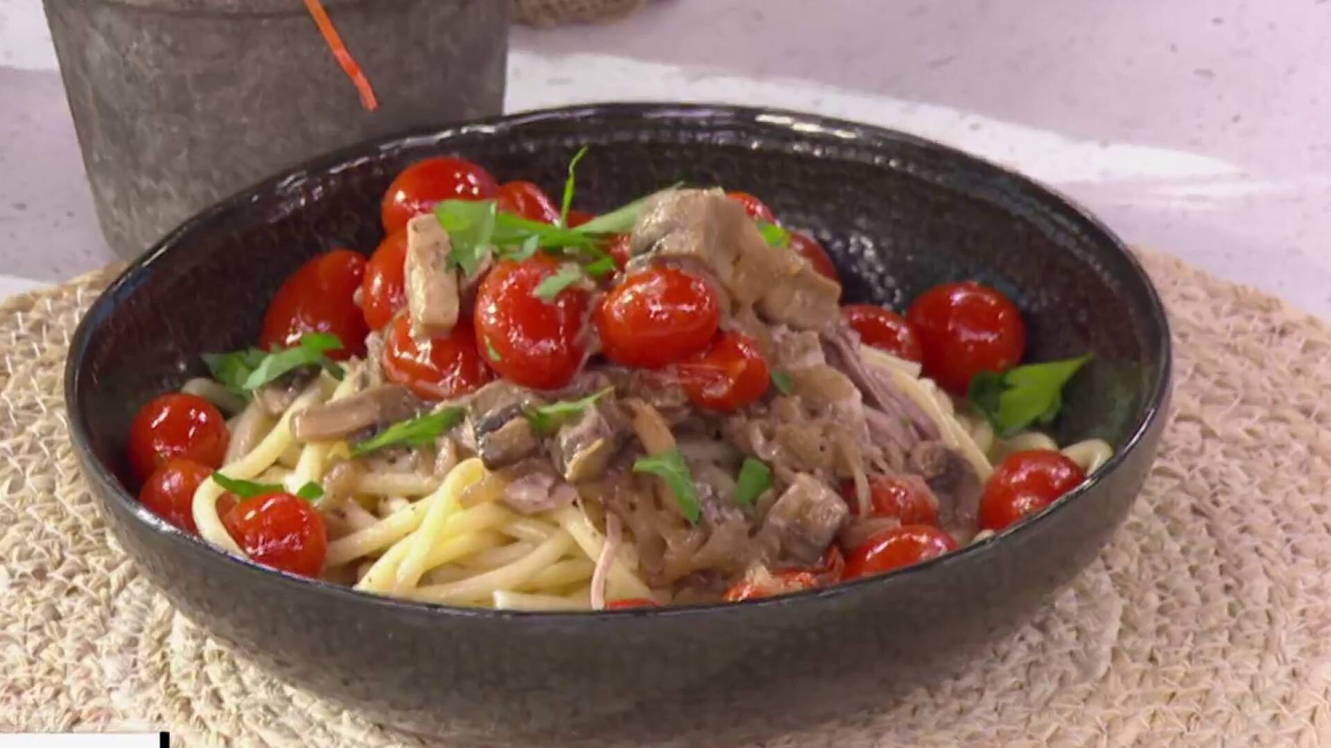 Une magnifique recette de spaghetti à l'épaule de porc braisée | Salut ...