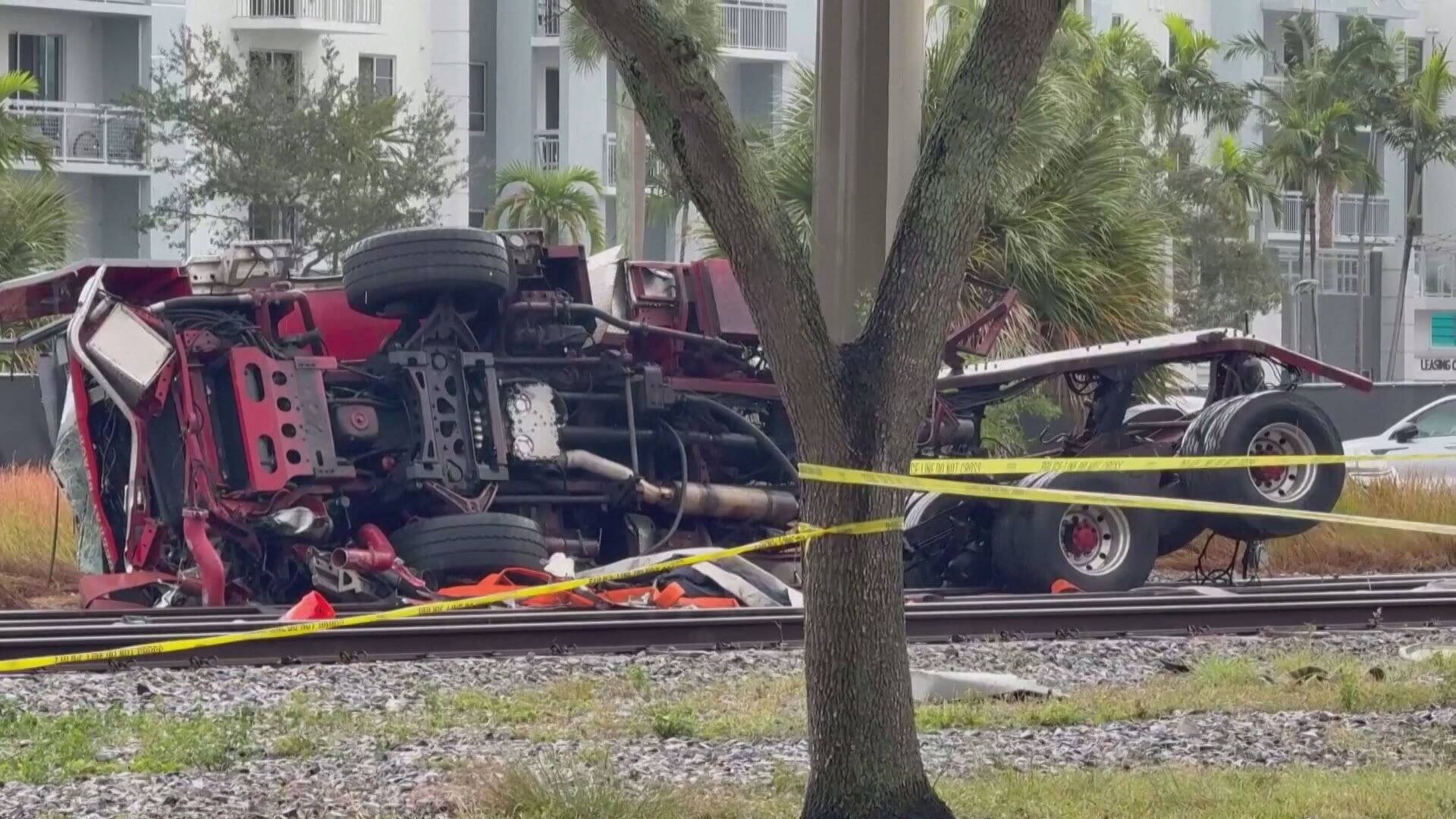 EN VIDÉO | Un train entre en collision avec un camion de pompiers ...