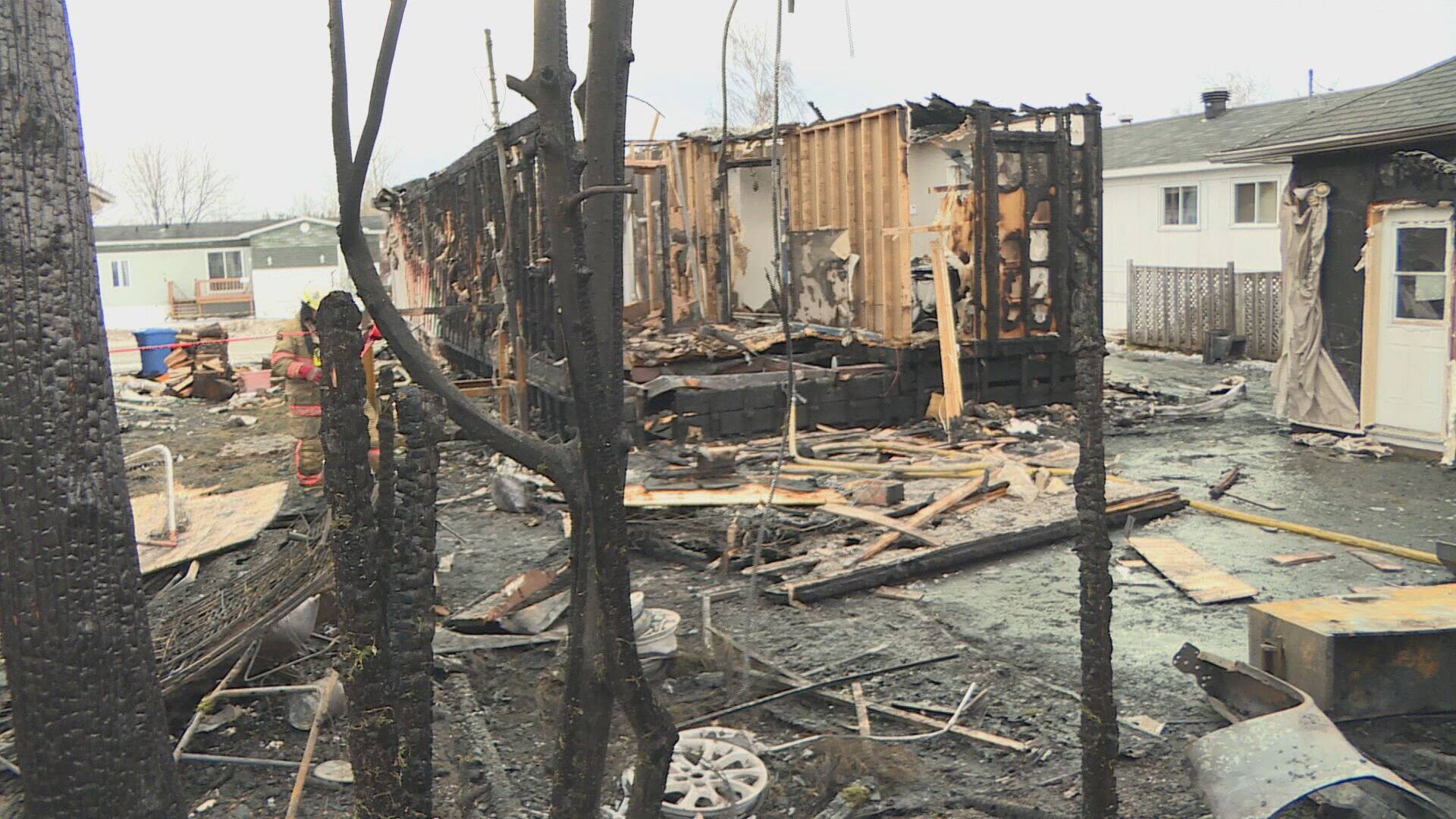 EN IMAGES | Un violent incendie ravage plusieurs résidences à Sept-Îles ...