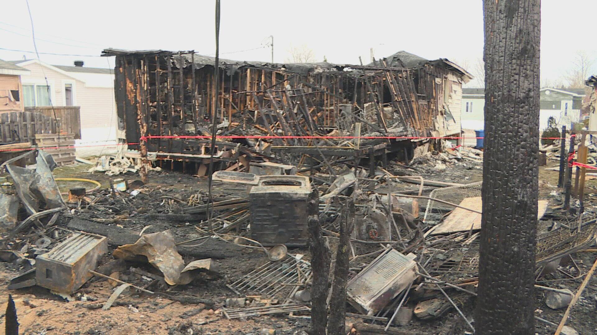 EN IMAGES | Un violent incendie ravage plusieurs résidences à Sept-Îles ...