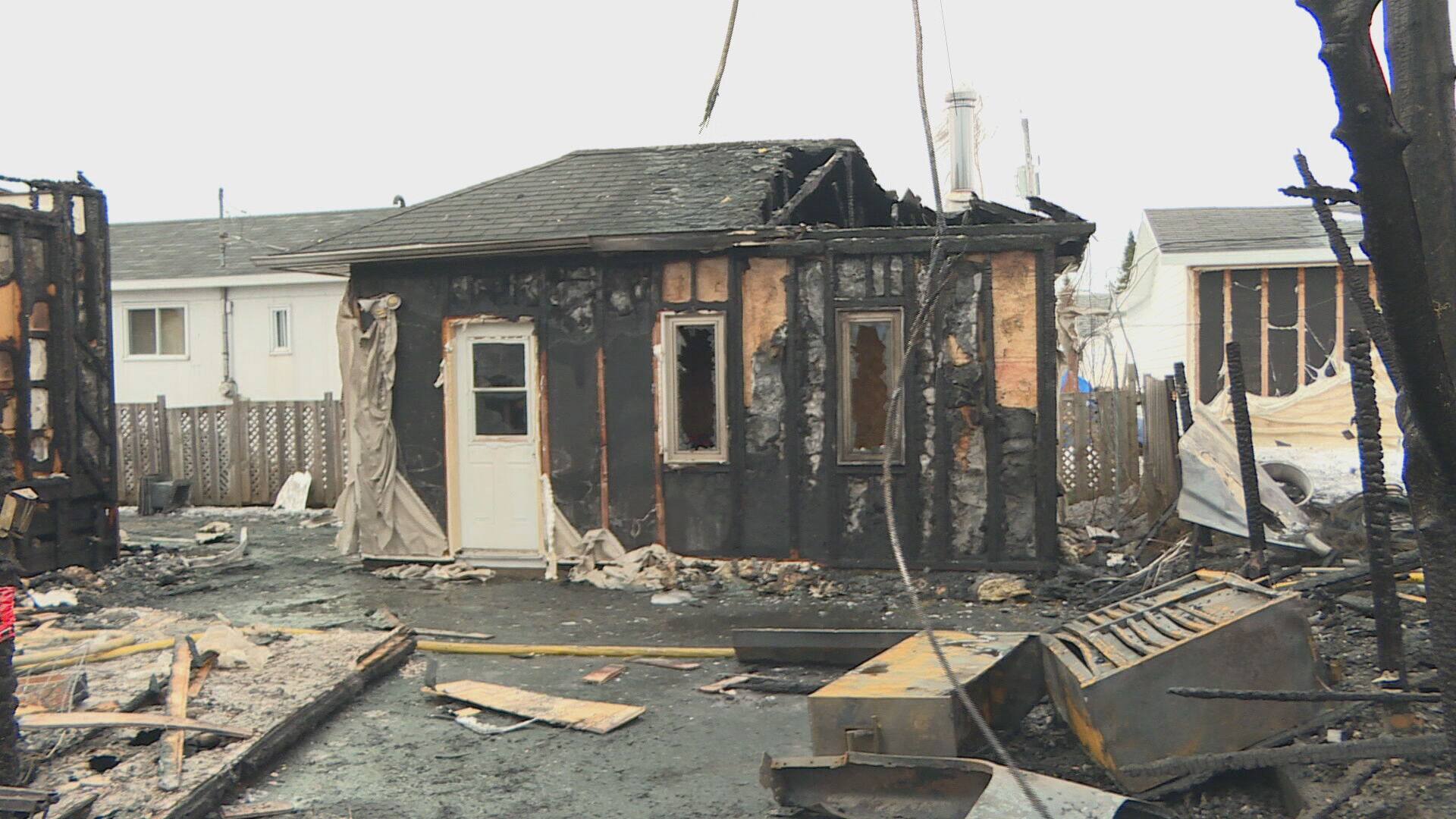 EN IMAGES | Un violent incendie ravage plusieurs résidences à Sept-Îles ...