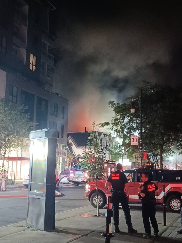 [EN IMAGES] Incendie majeur dans un vieux bâtiment au centre-ville de ...