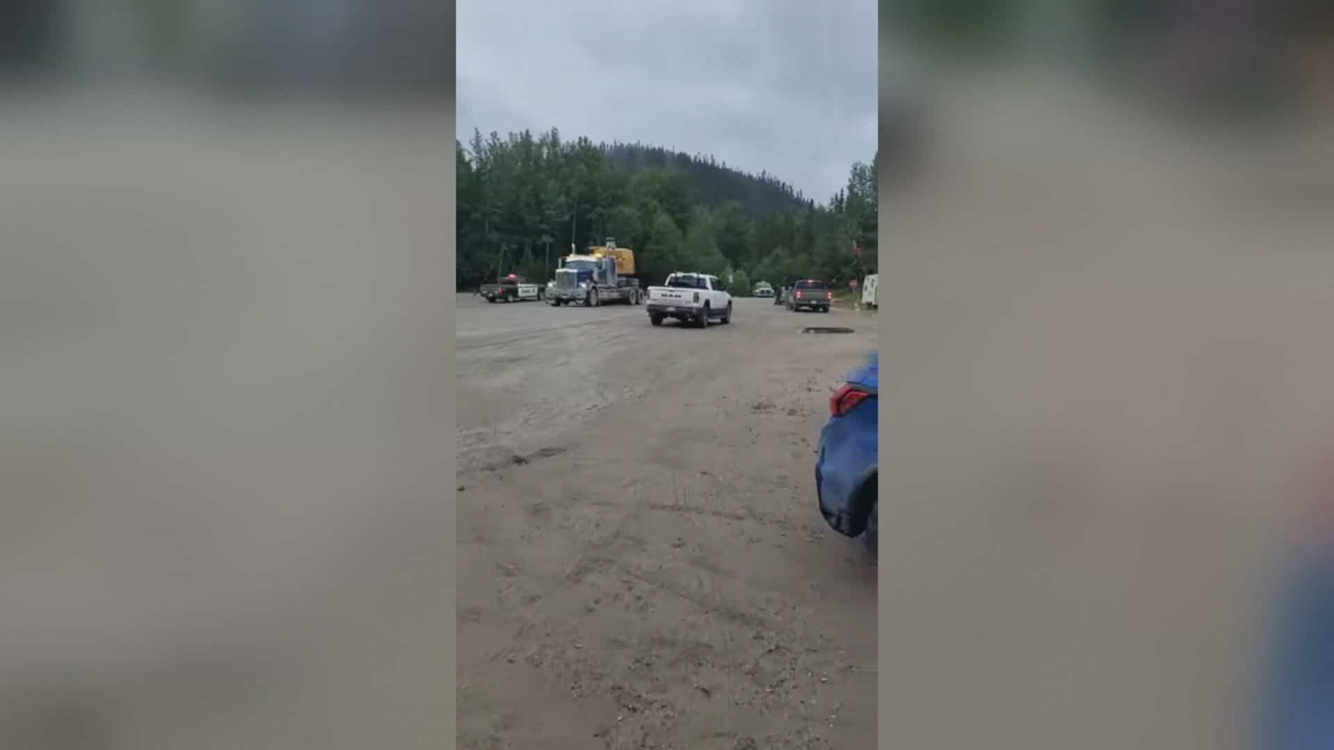 Blocus forestier: Des manifestants s’invitent dans le conflit | TVA ...