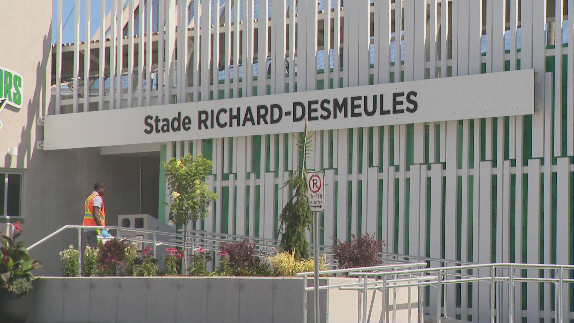 Inauguration émotive du stade Richard-Desmeules à Jonquière | TVA Nouvelles