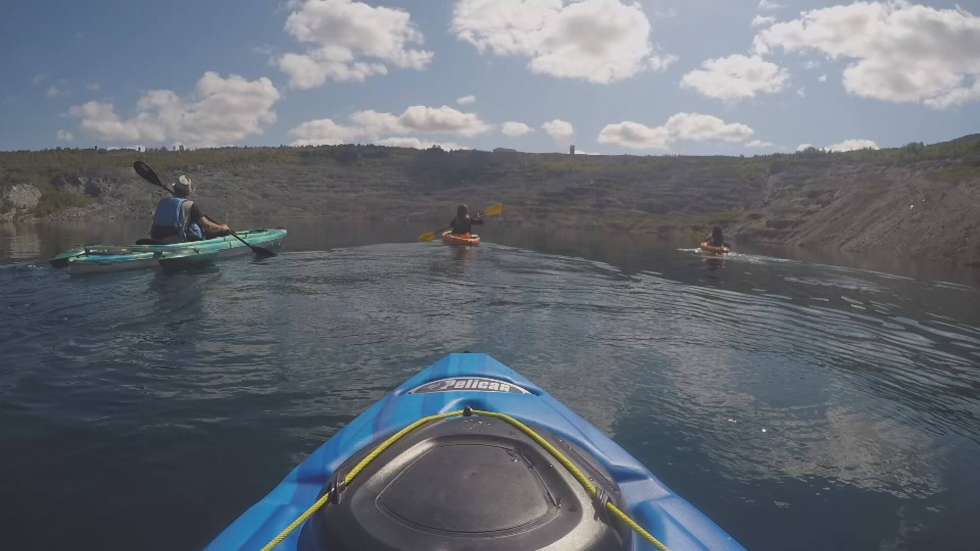 Du kayak sur le lac de la mine Jeffrey | TVA Nouvelles