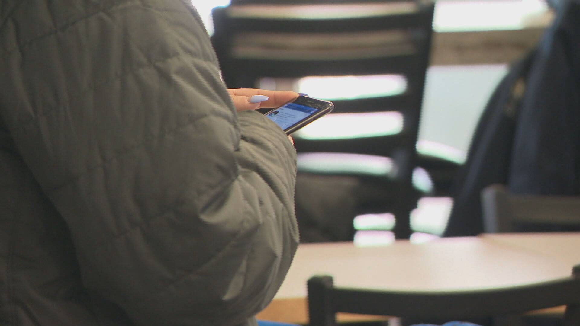 Les cellulaires interdits à l’école? | TVA Nouvelles
