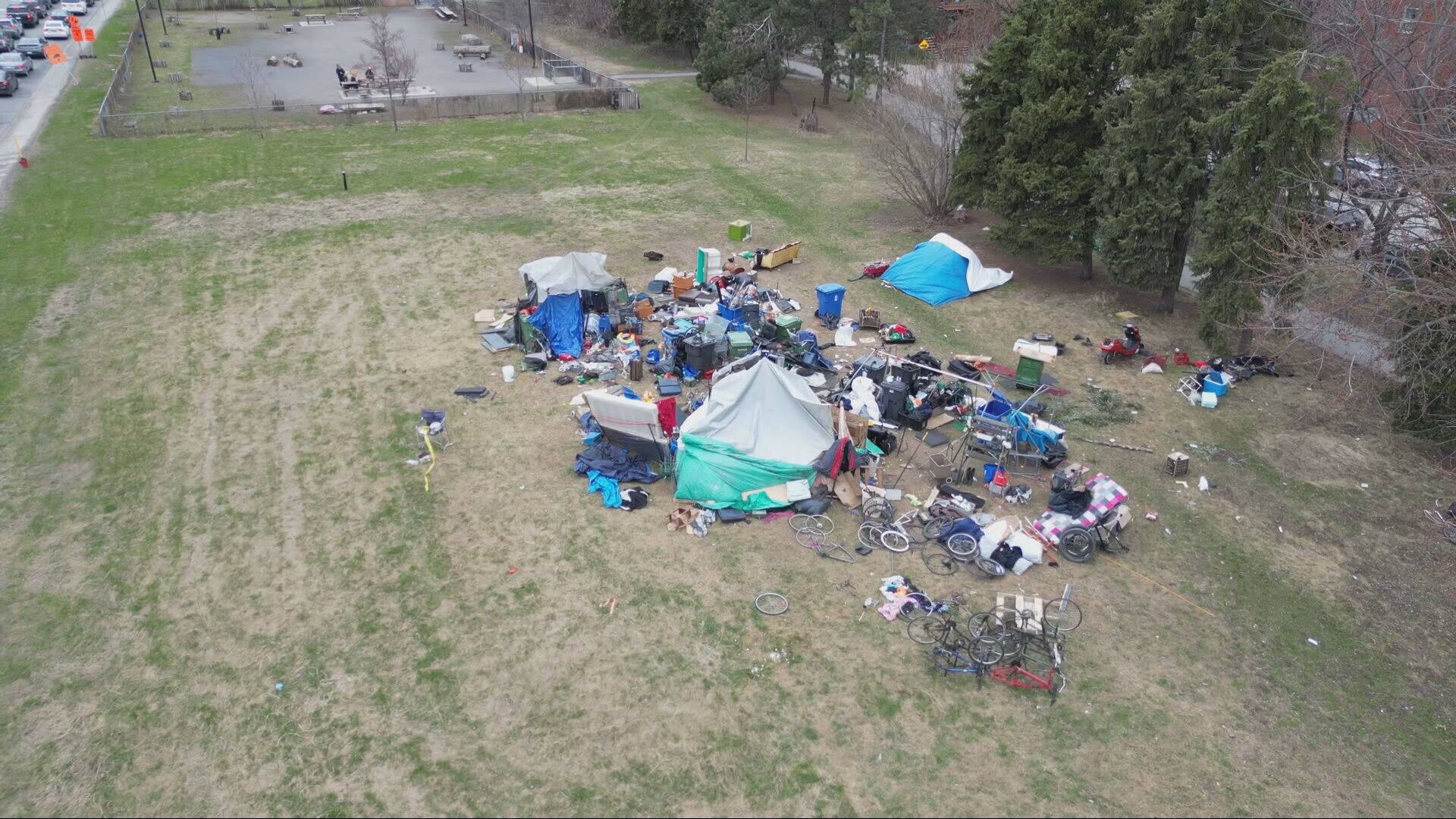 Crise de l’itinérance: les tentes et le fouillis de retour au campement ...