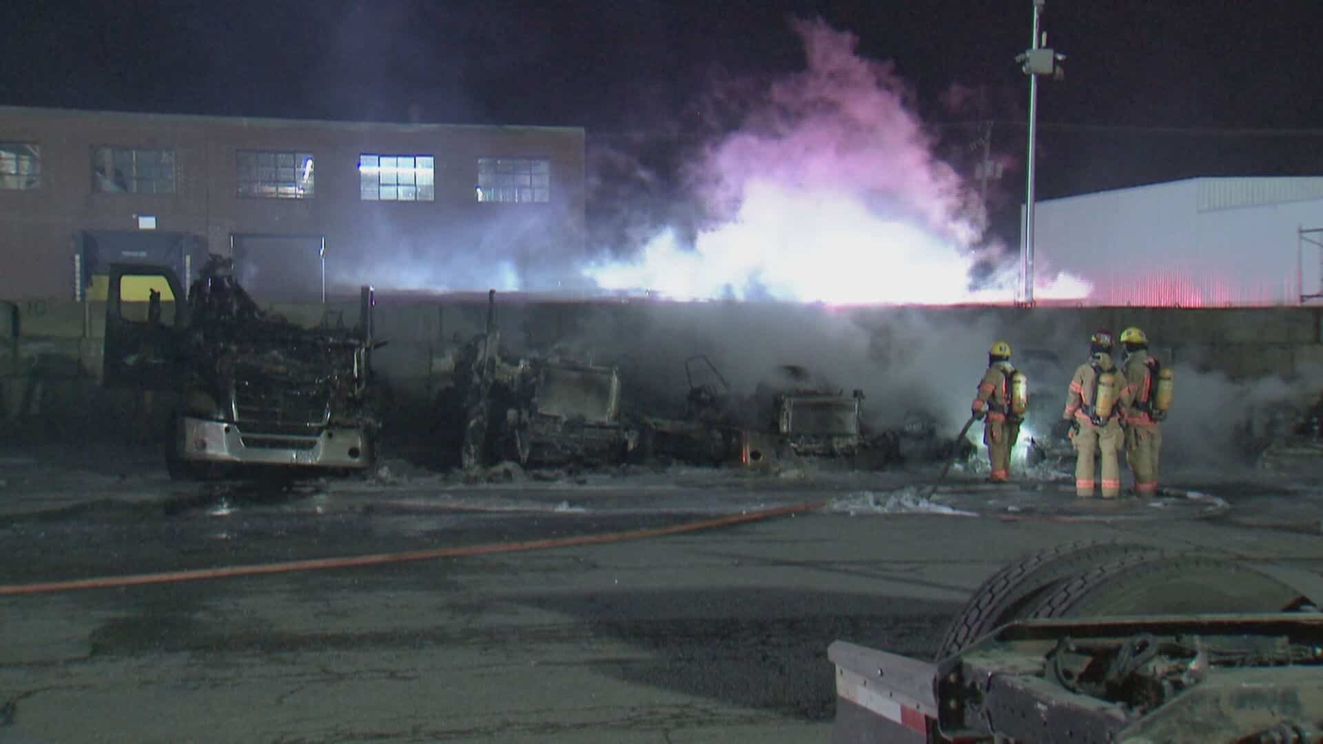 Dorval: un incendie brûle des dizaines de camions en pleine nuit | JDM