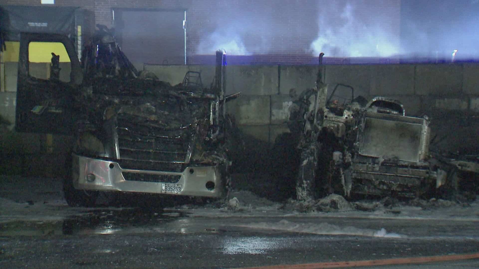 Dorval: un incendie brûle des dizaines de camions en pleine nuit | JDQ
