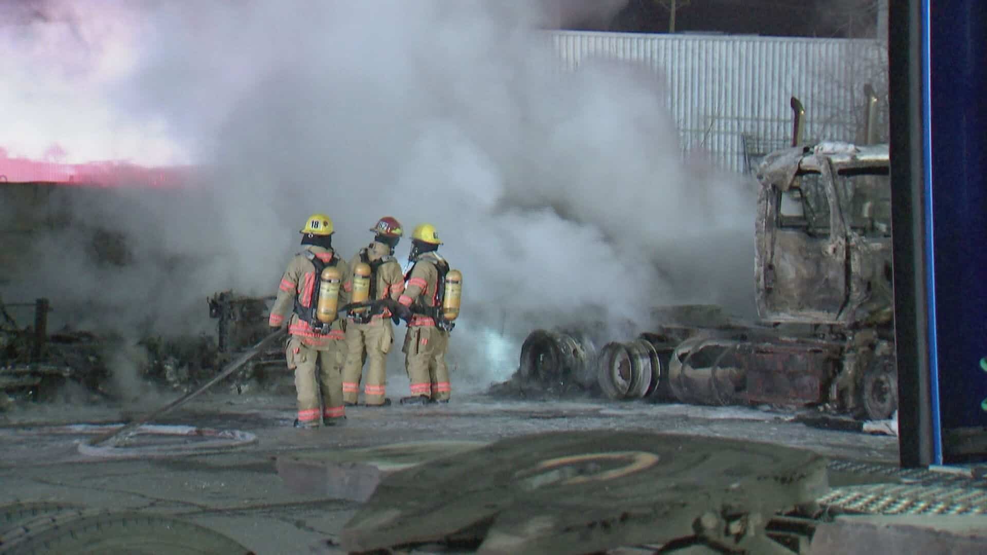 Dorval: un incendie brûle des dizaines de camions en pleine nuit | TVA ...