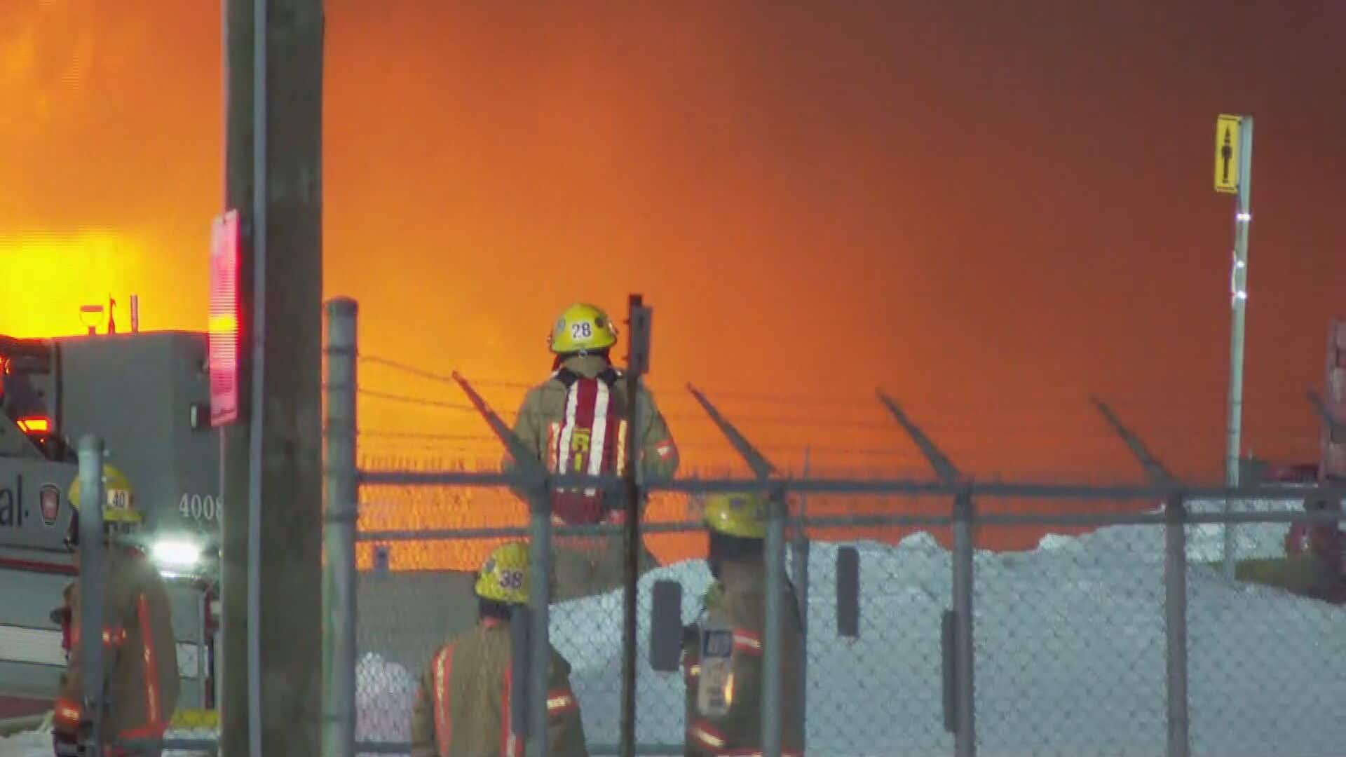 EN IMAGES | Incendie majeur dans un réservoir de bitume à Montréal ...
