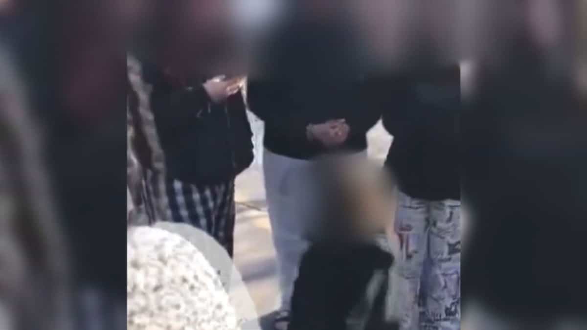 La Vidéo De Son Agression Et Humiliation à Lécole Diffusée Sur Le Web