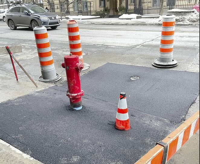Un cône orange coulé dans le bitume au centre-ville de Montréal | JDM