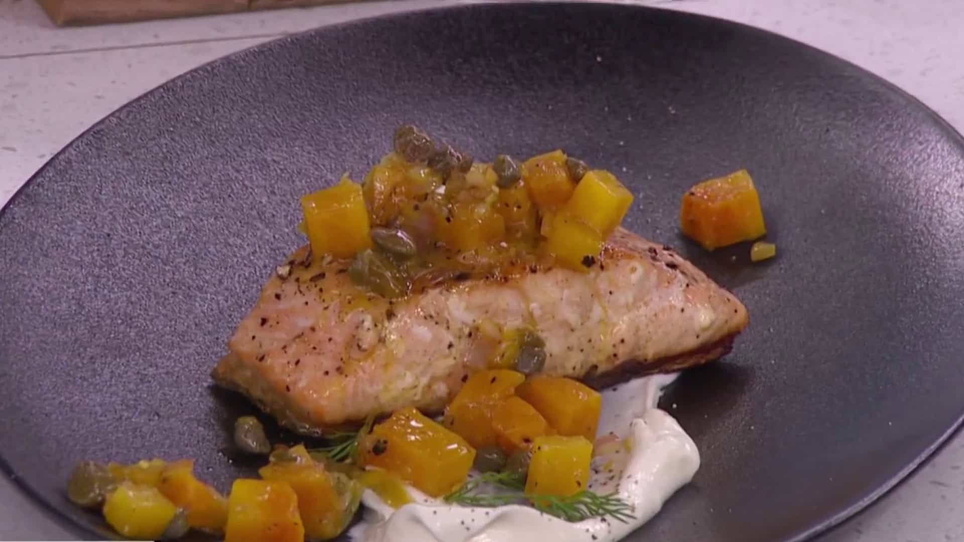 Une délicieuse recette de saumon poêlé, salsa de betteraves à l'aneth ...