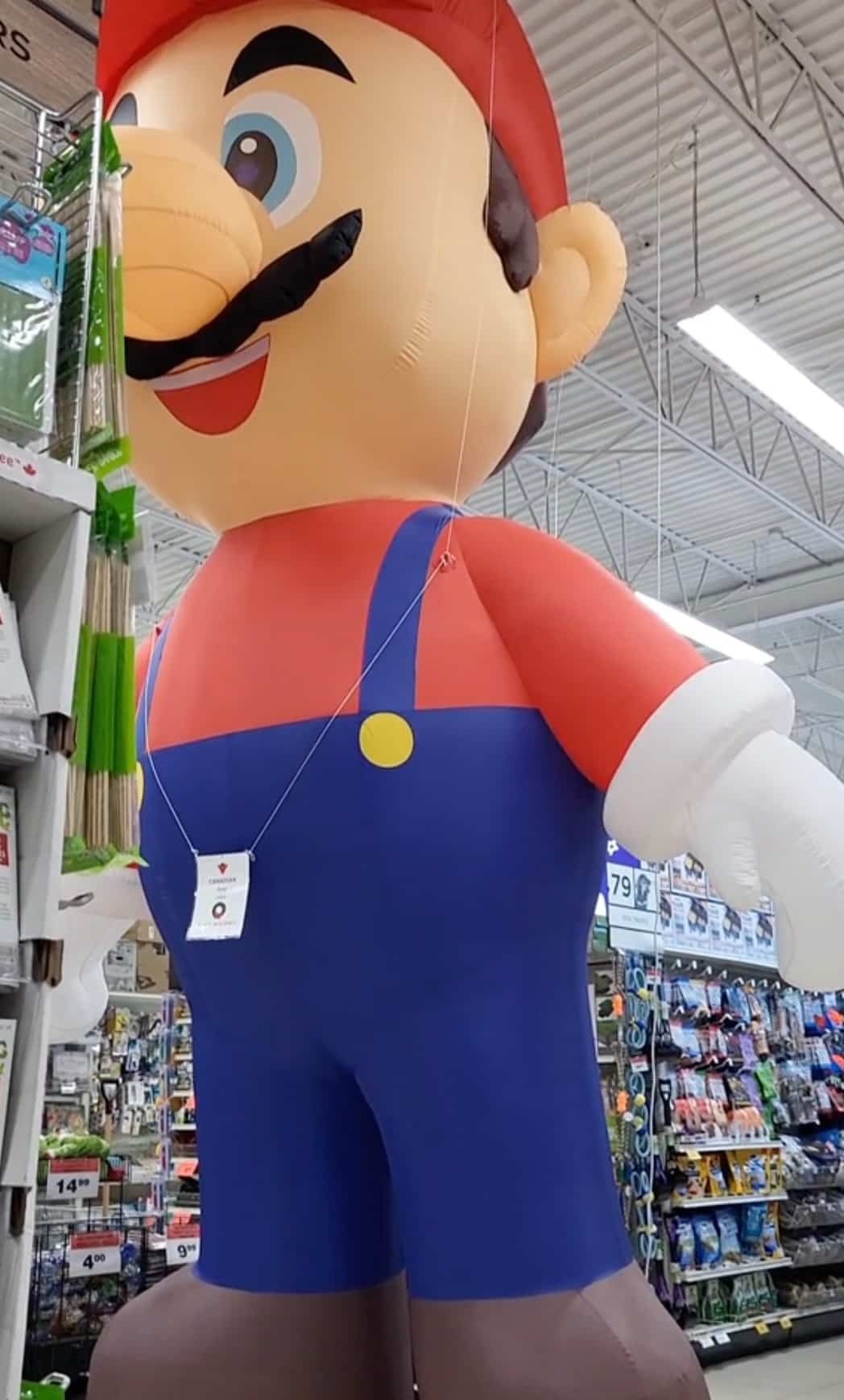 Un gigantesque Mario gonflable comme décoration de Noël? | Pèse sur start