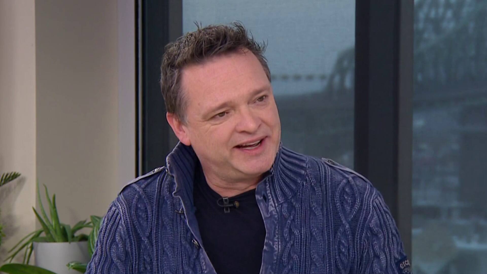 Serge Postigo vit une aventure incroyable avec Les producteurs! | Salut ...