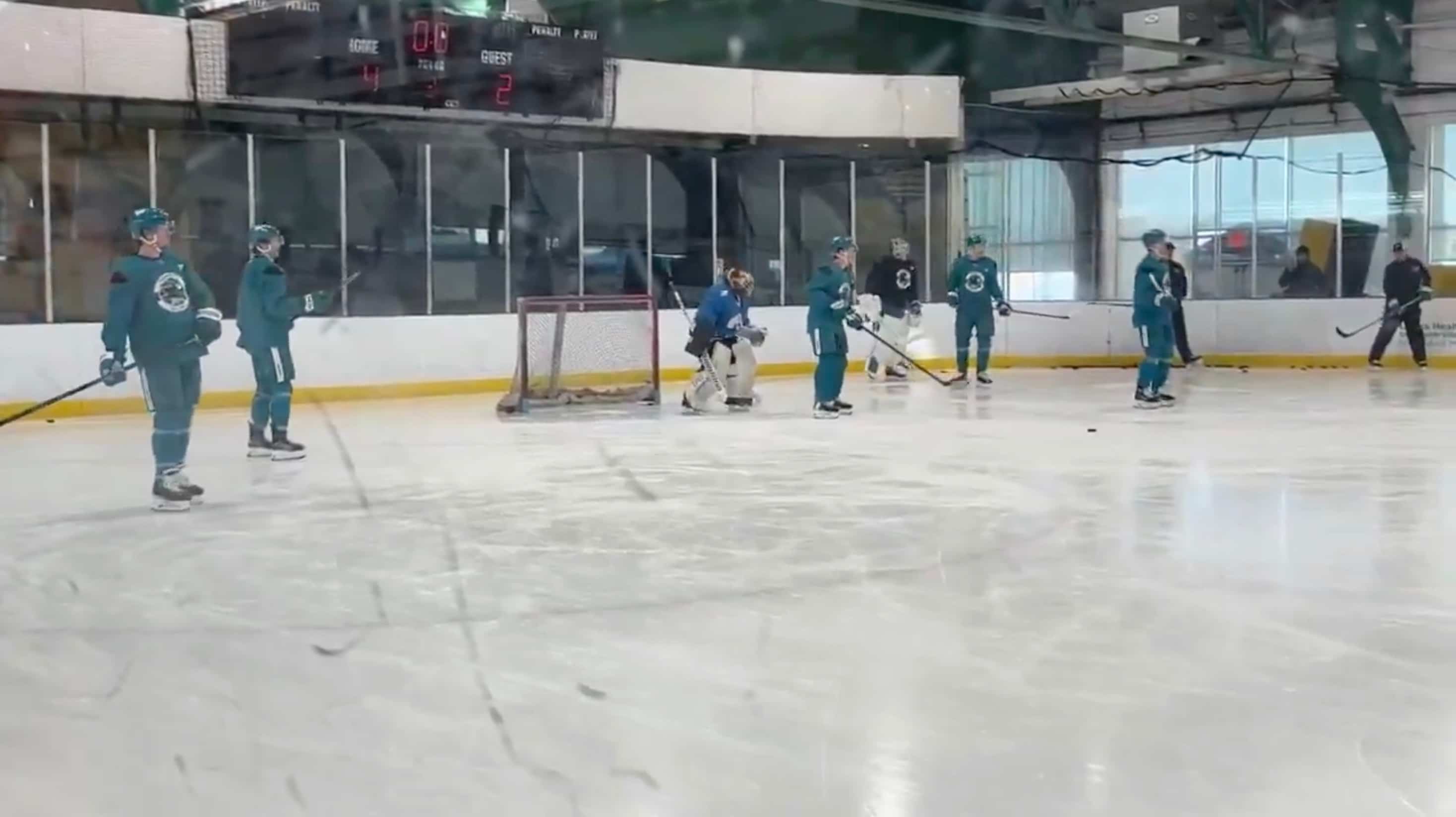 Un gardien de 65 ans s’invite à l’entraînement des Sharks | JDQ