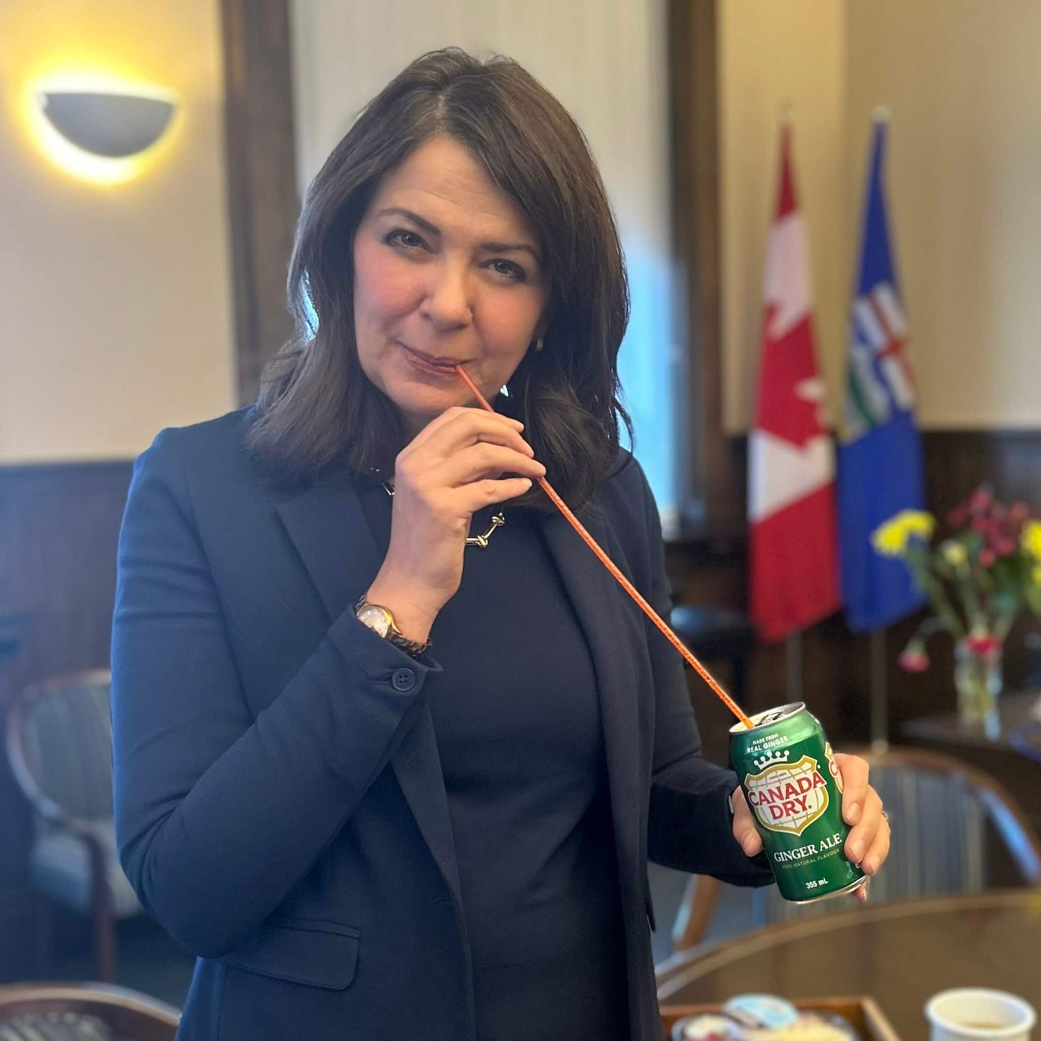 Paille en plastique: Danielle Smith fait dans la «provocation», dit ...