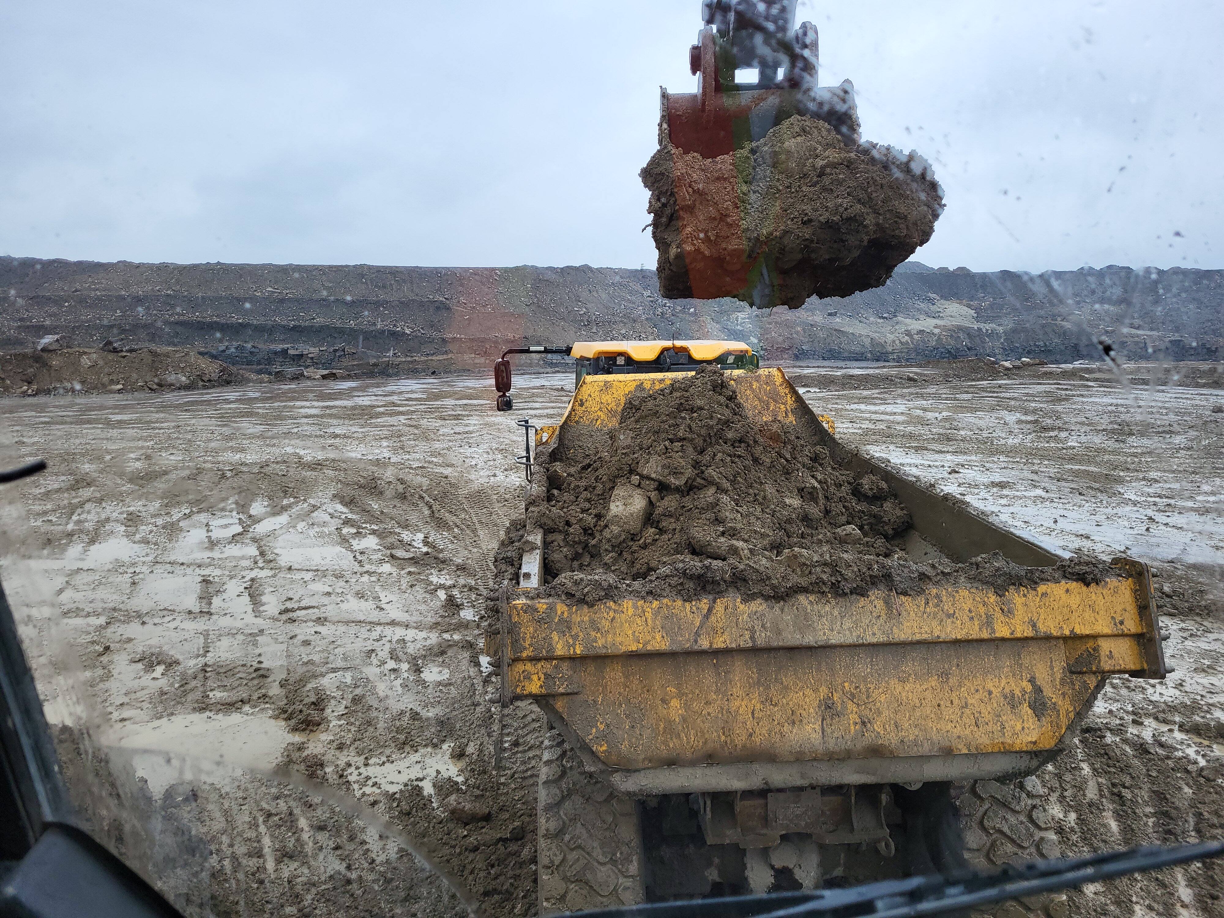 «Je voulais creuser partout»: de journaliste à opérateur de pelle à 53 ...
