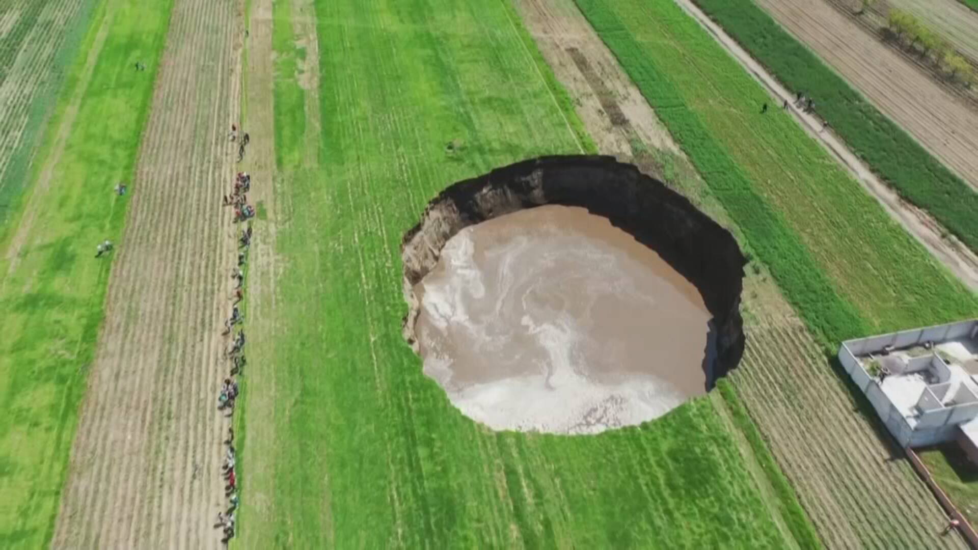 Un gouffre énorme apparait au milieu d'un champ | TVA Nouvelles