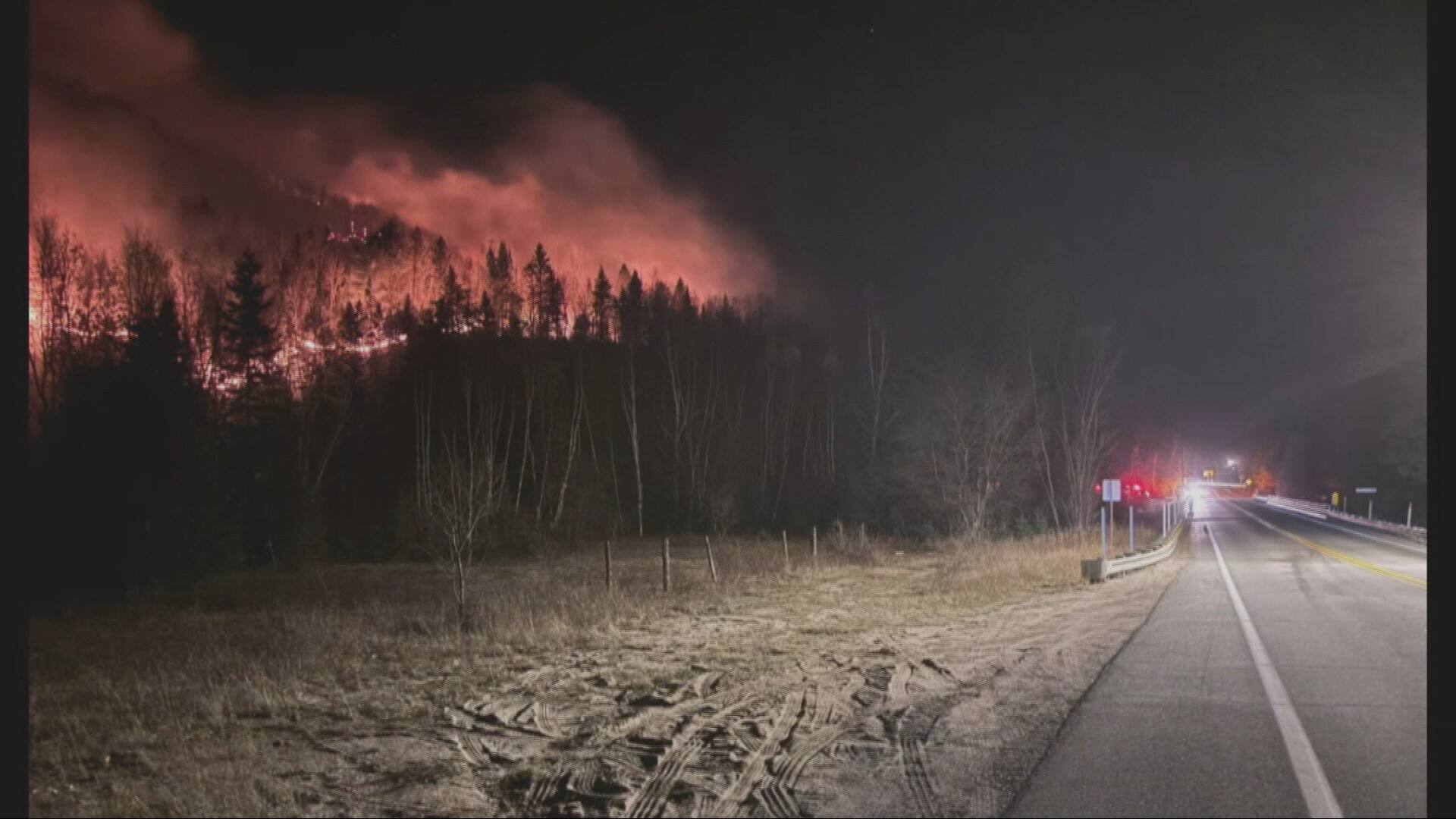 IMAGES | Feu de forêt en Haute-Mauricie: des résidences menacées | JDQ