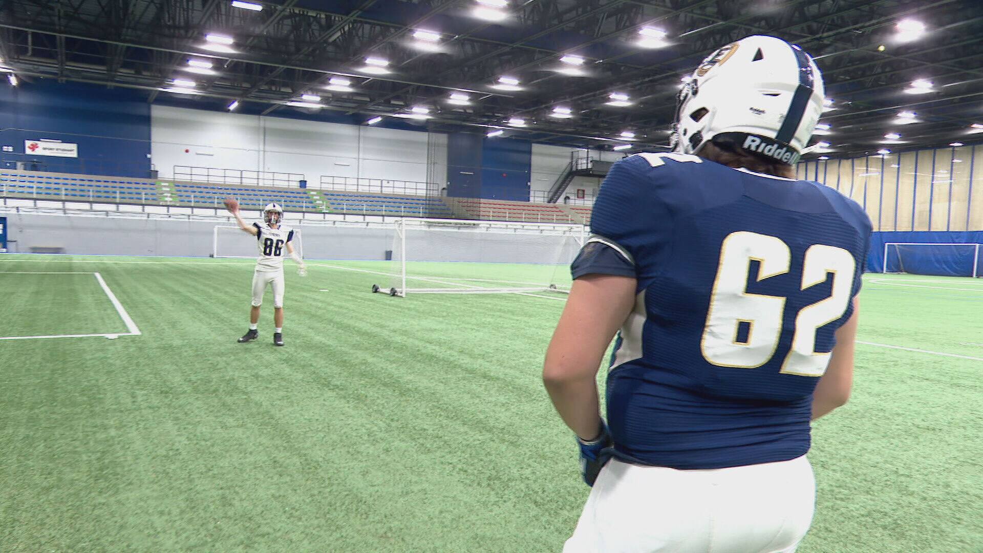 Un jeune joueur de football avec 300 lb de potentiel | JDM