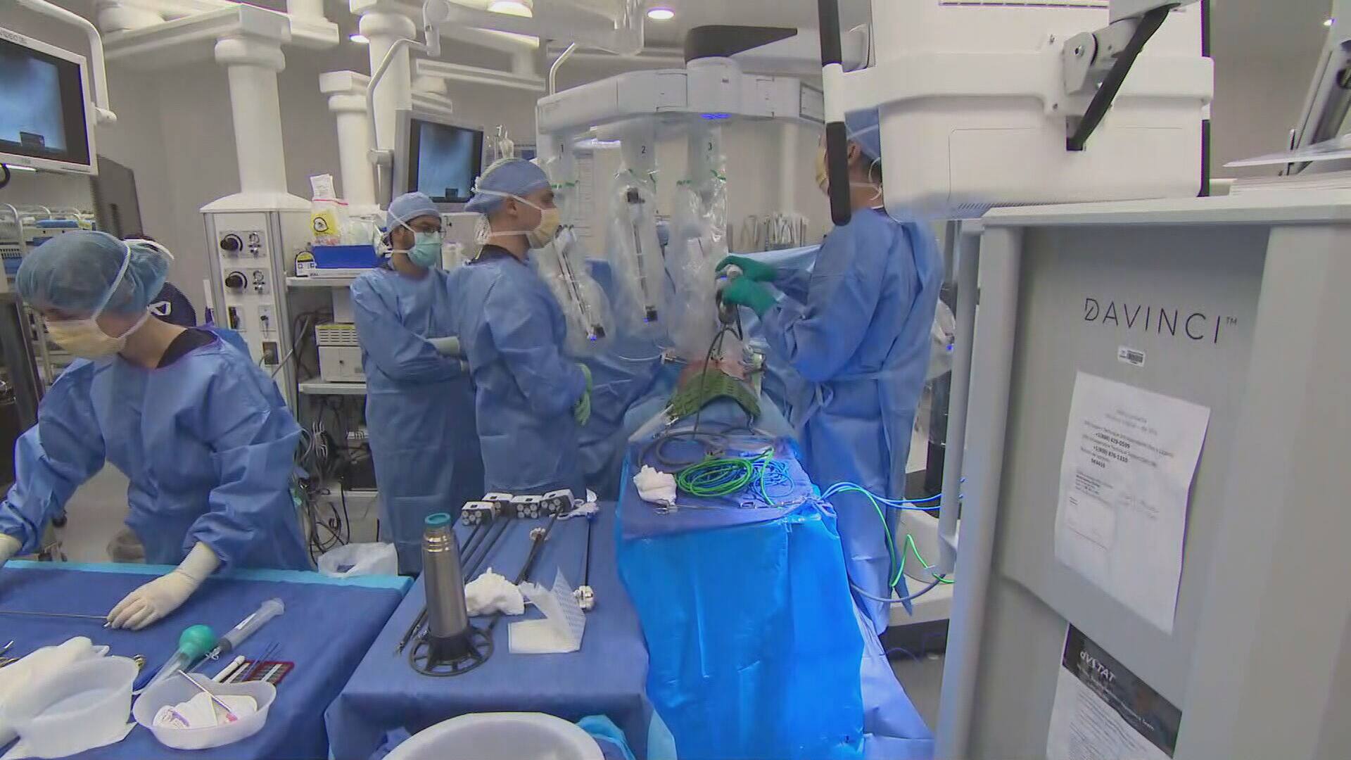 Des robots chirurgicaux pour traiter le cancer volent la vedette au ...