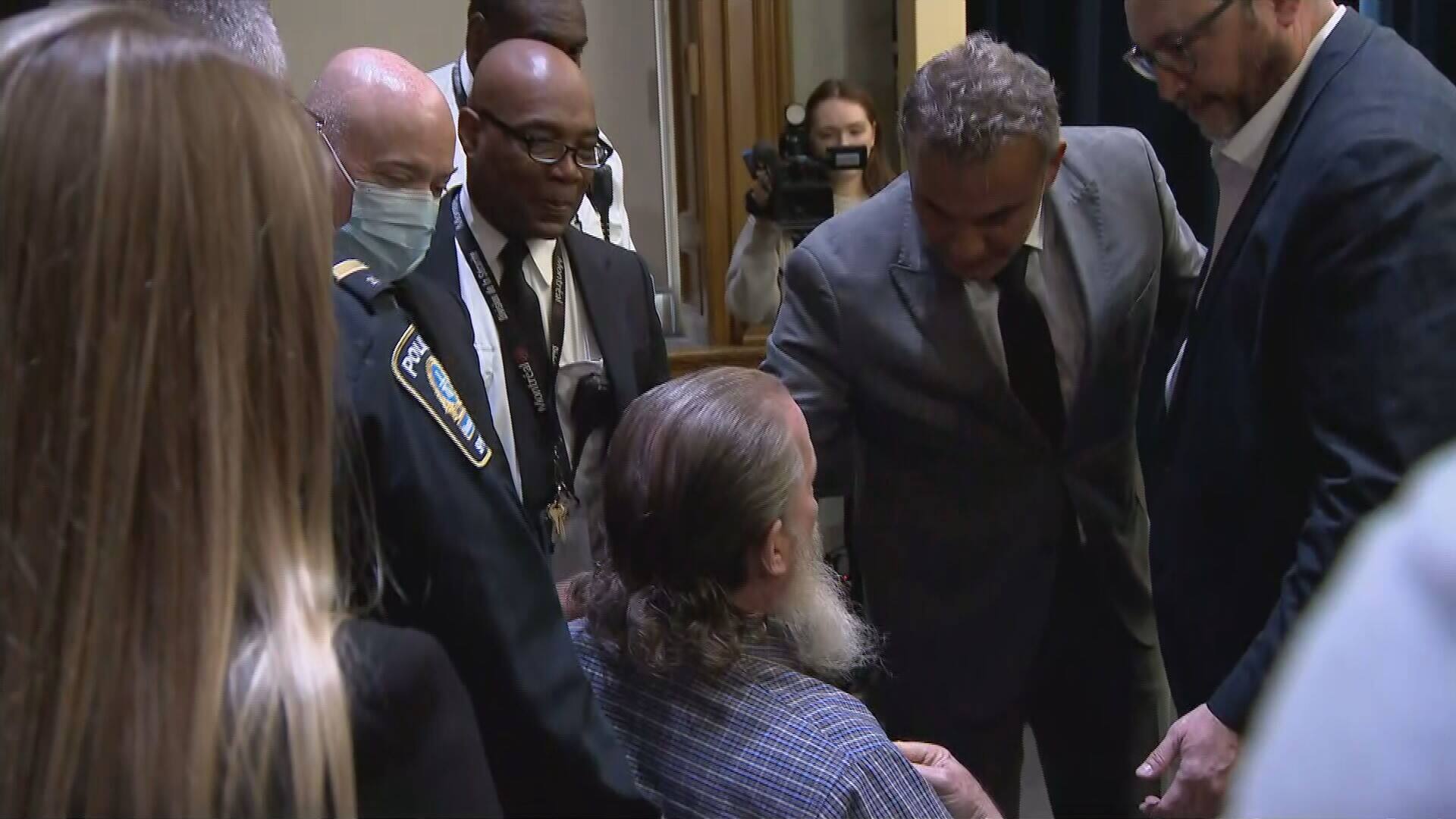 [EN VIDÉO] Un homme en colère interrompt le point de presse du nouveau ...