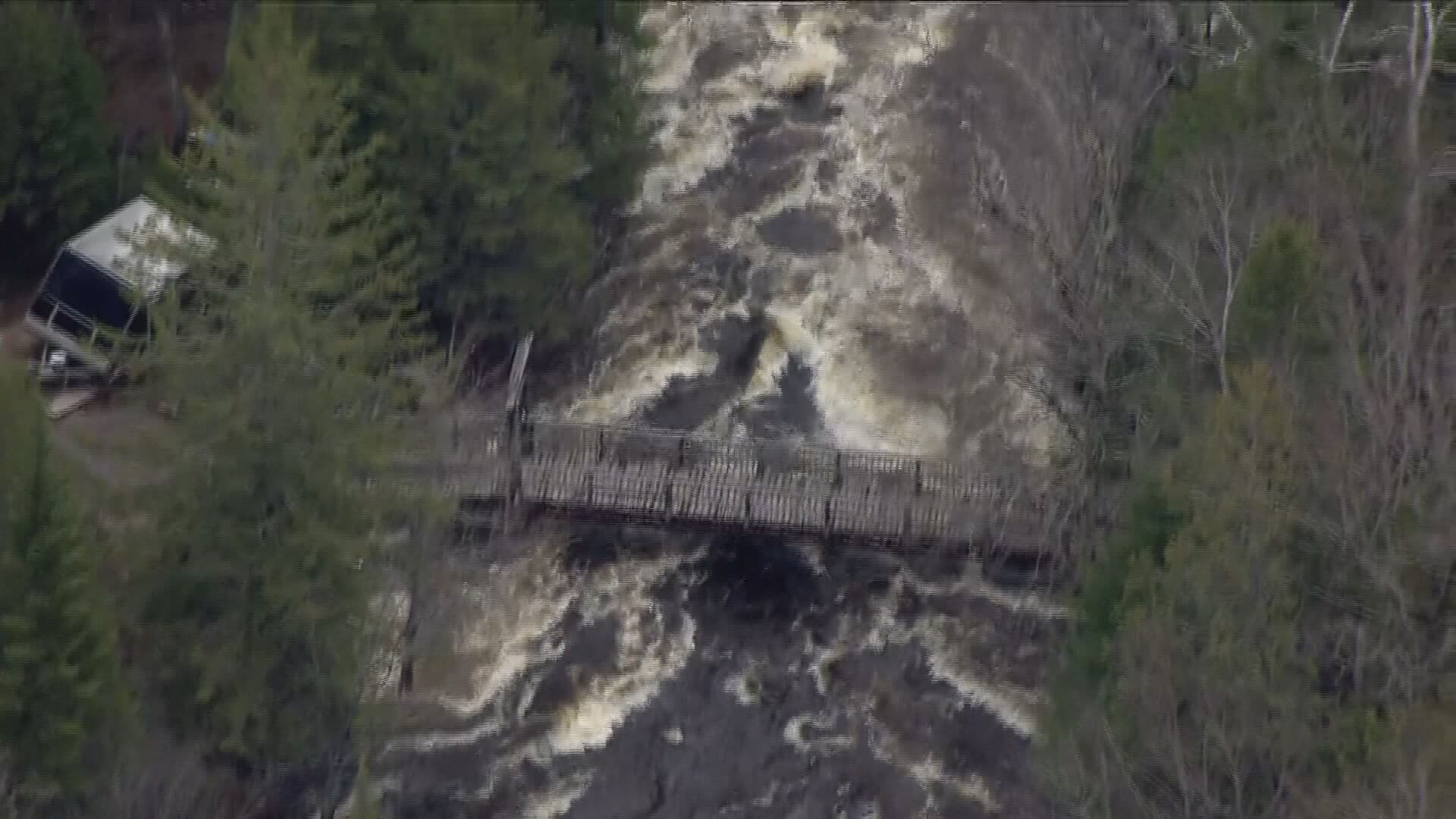 EN VIDÉO | Une partie de la route 131 s’affaisse en raison du torrent ...