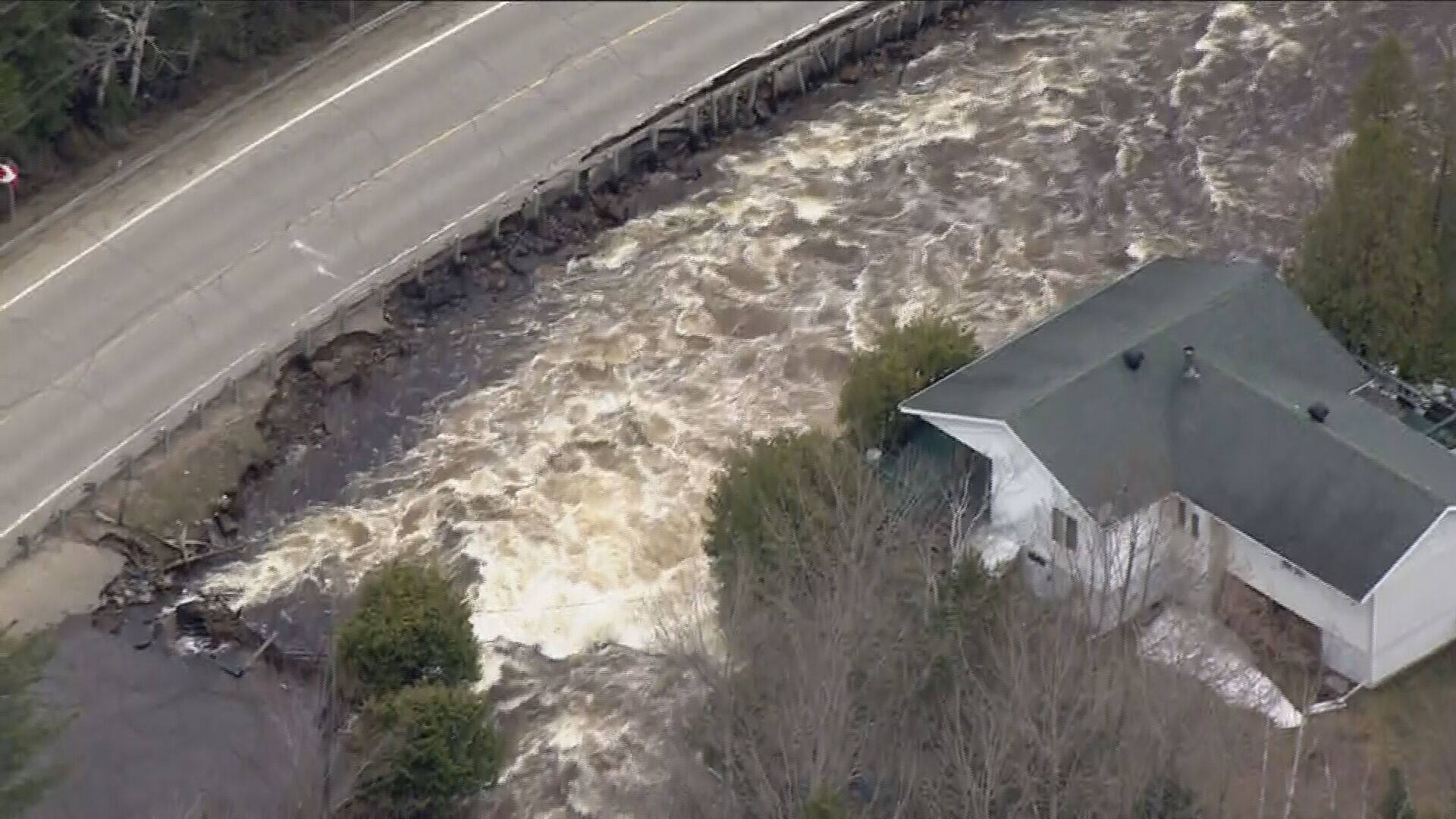 EN VIDÉO | Une partie de la route 131 s’affaisse en raison du torrent ...