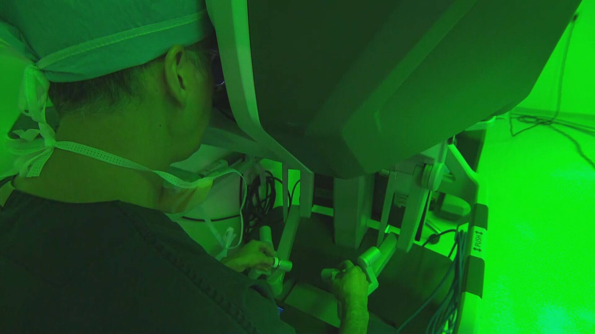 Des robots chirurgicaux pour traiter le cancer volent la vedette au ...