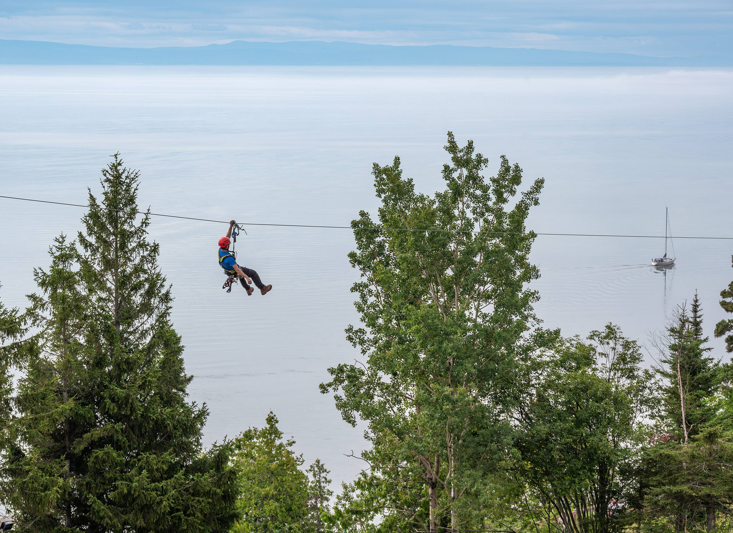 Une tyrolienne avec vue sur le fleuve Saint-Laurent | JDQ