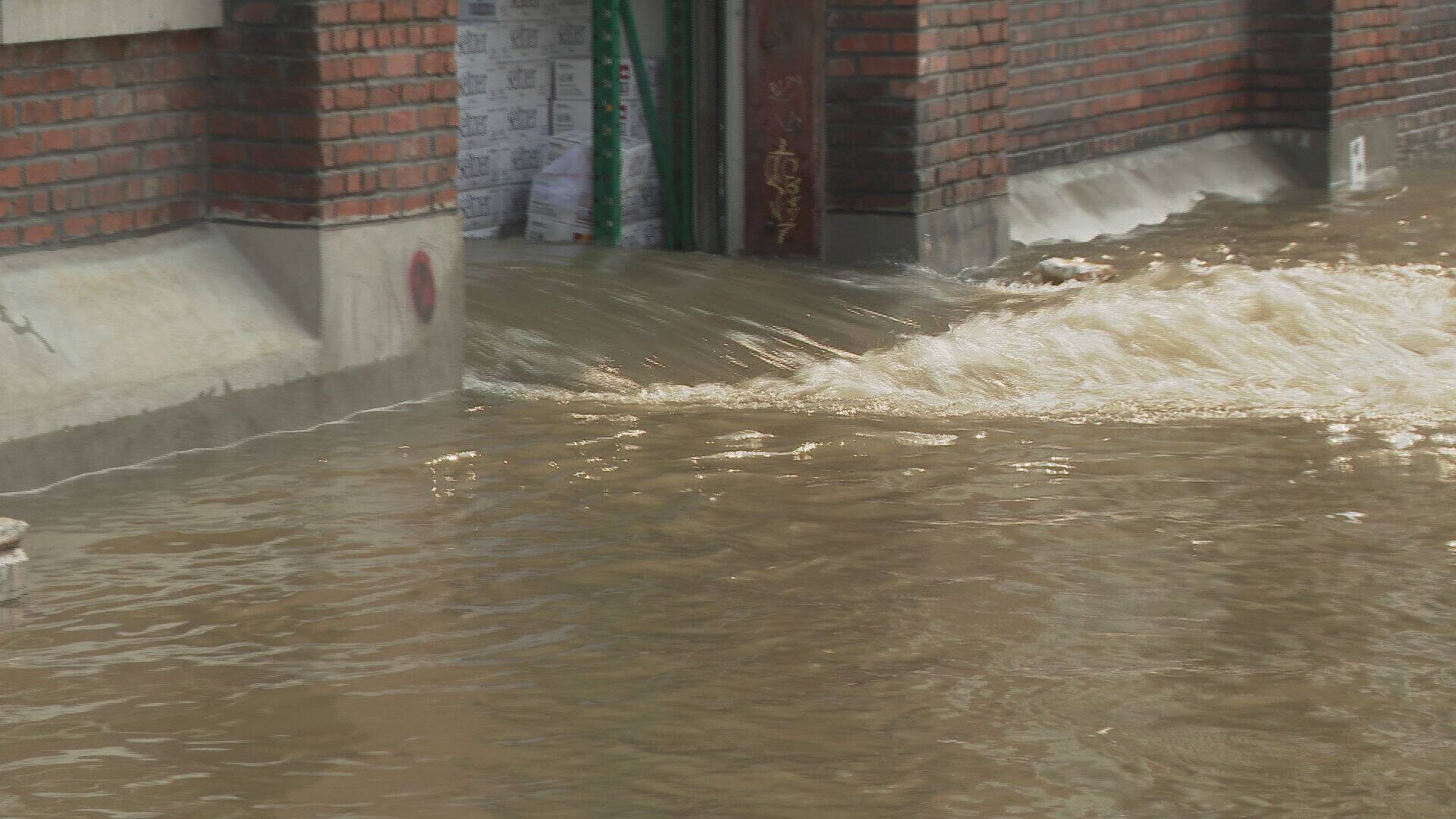 Geyser à Montréal: des entrepreneurs inondés attendent toujours l’aide ...