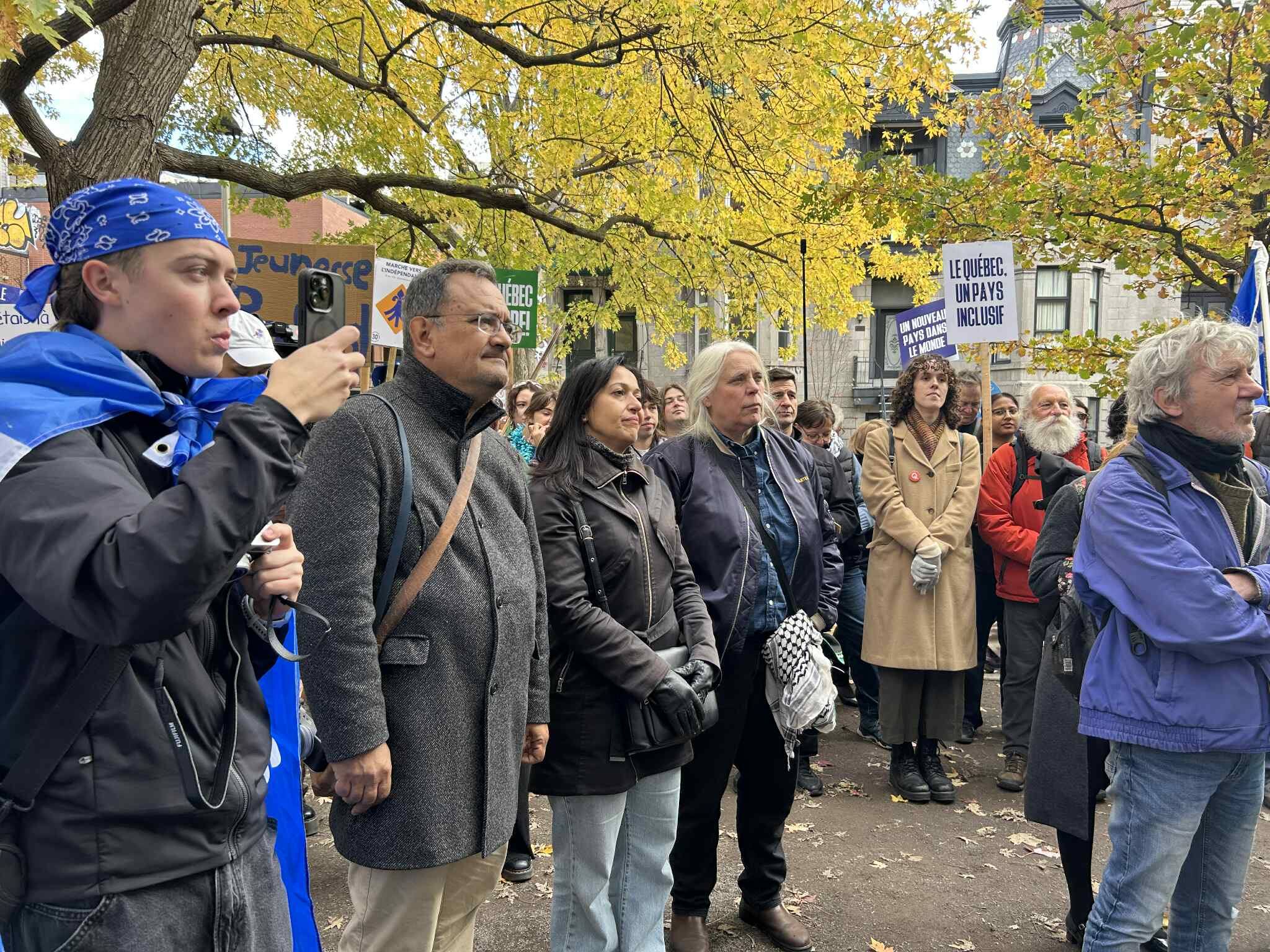 Des centaines de manifestants débarquent dans les rues de Montréal pour ...