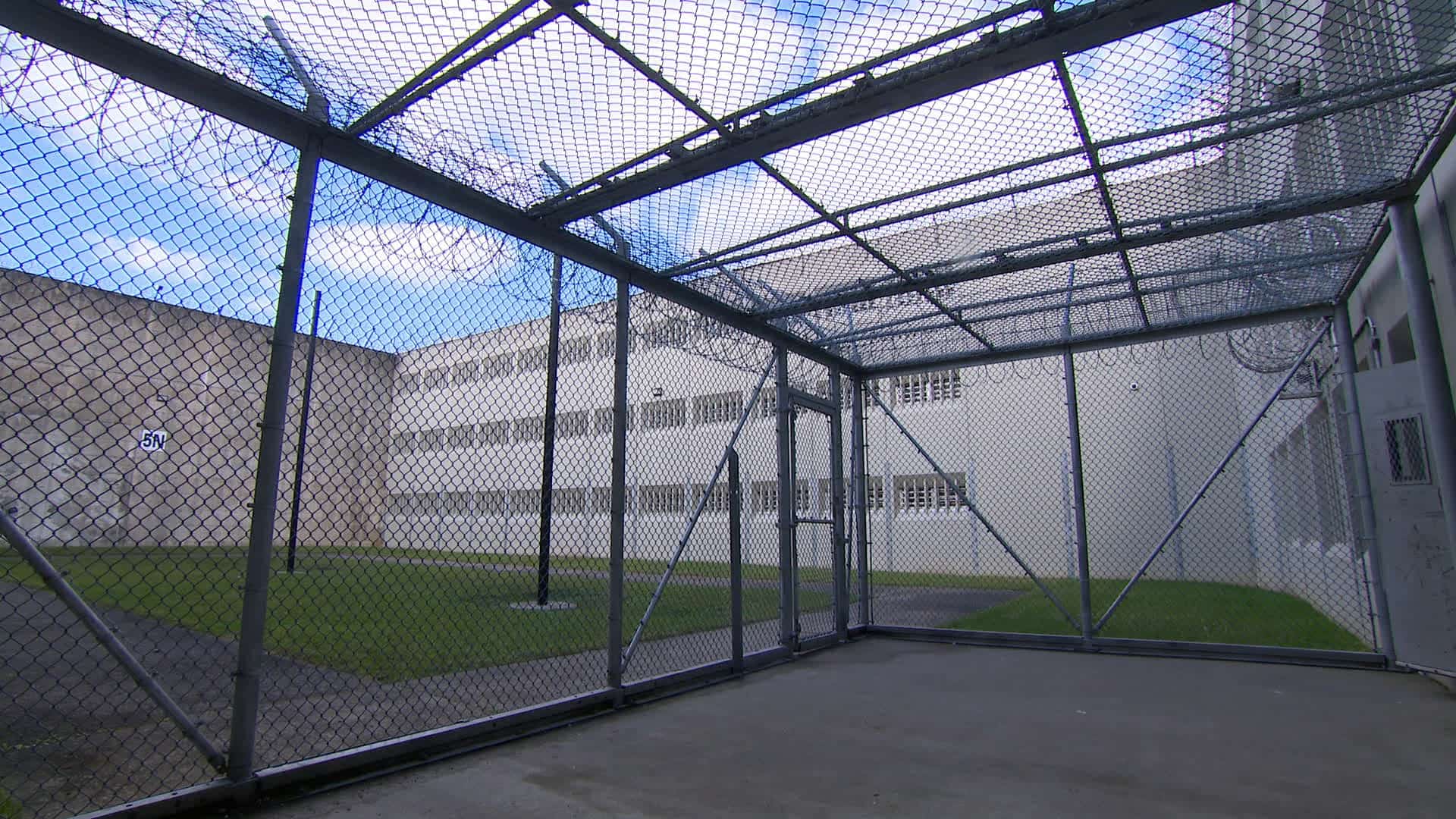 Établissements de détention: Québec va grillager 15 nouvelles cours de ...