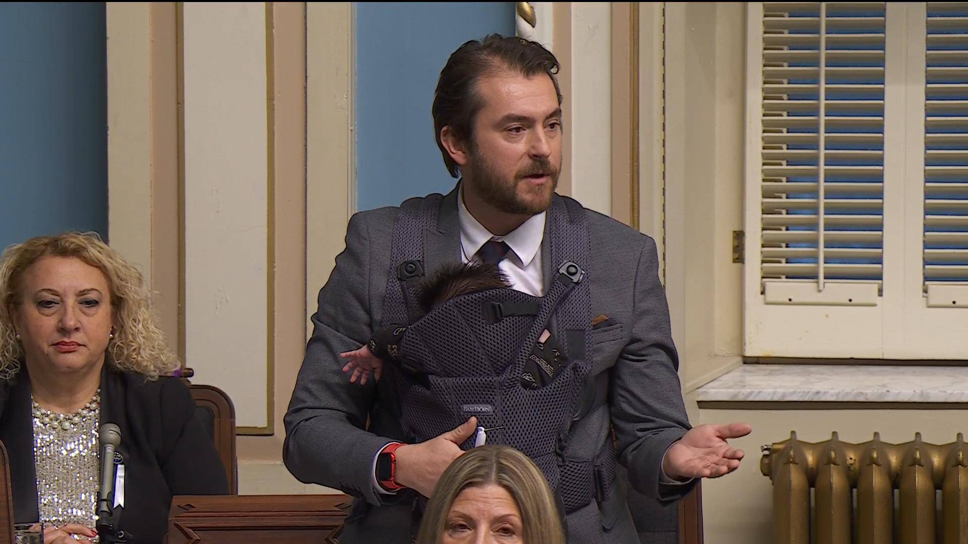 Papa et député : «c’est possible», dit Gregory Kelley | TVA Nouvelles